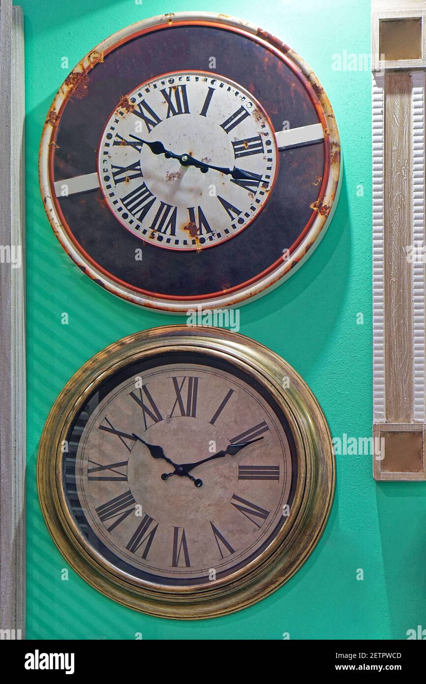 Big green clock hi-res stock photography and images - Alamy