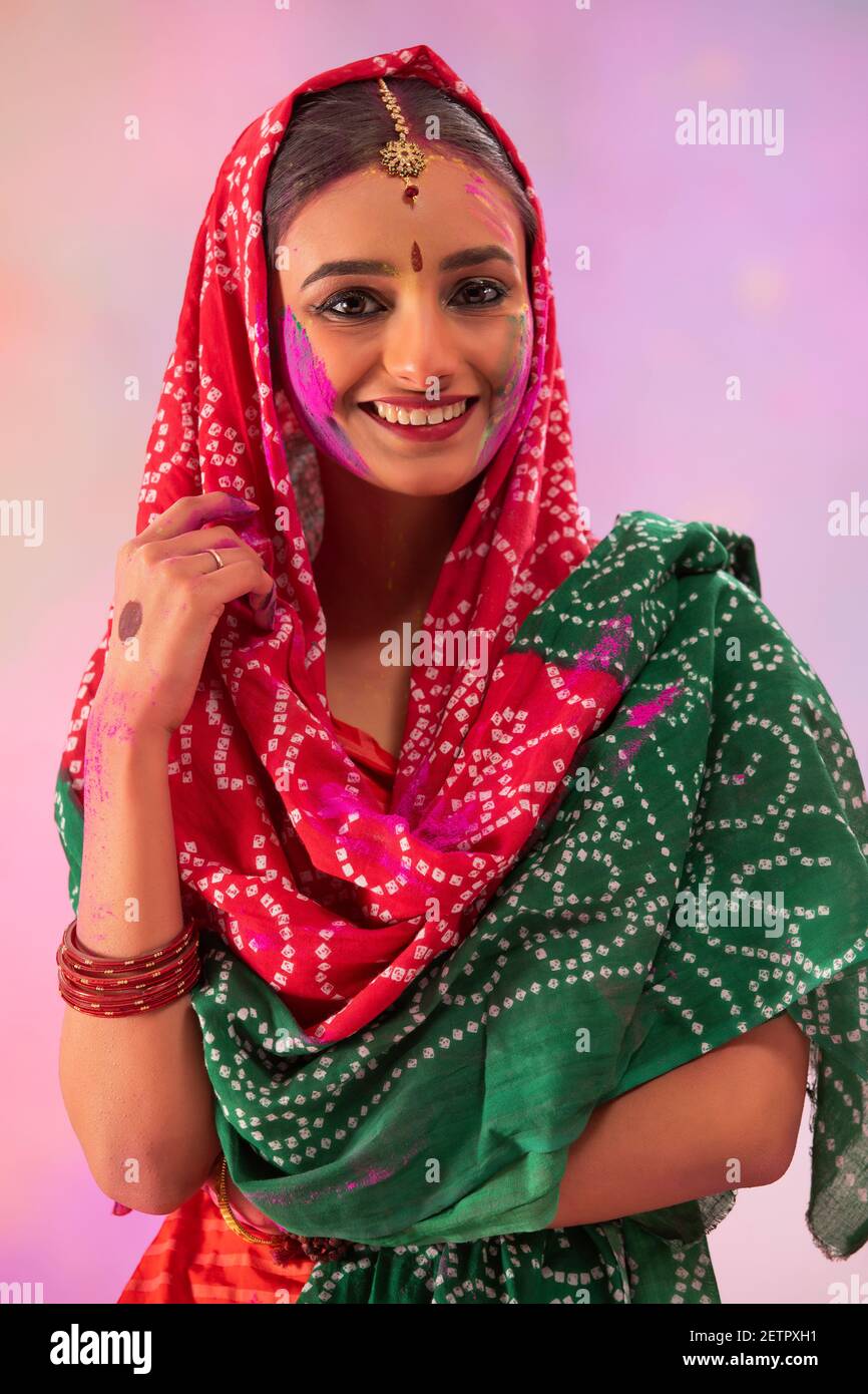 Smiling indian woman wearing dupatta hi-res stock photography and ...