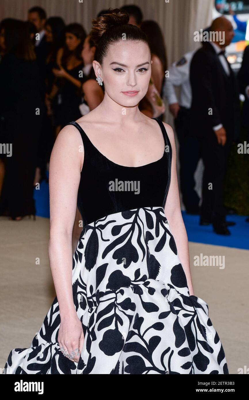 Daisy Ridley arriving at The Metropolitan Museum of Art Costume ...