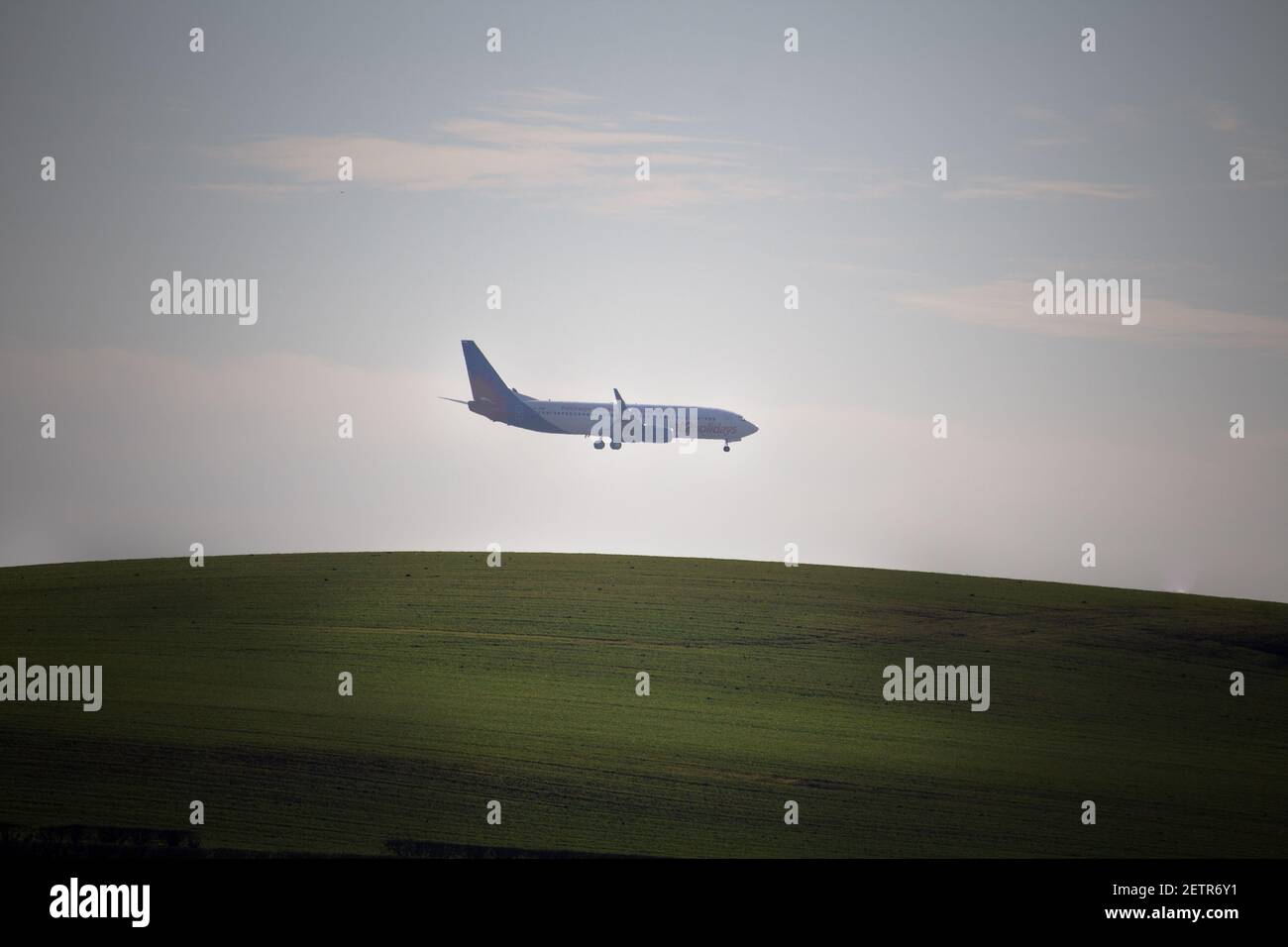 Boeing 737 800 landing gear hi-res stock photography and images - Alamy