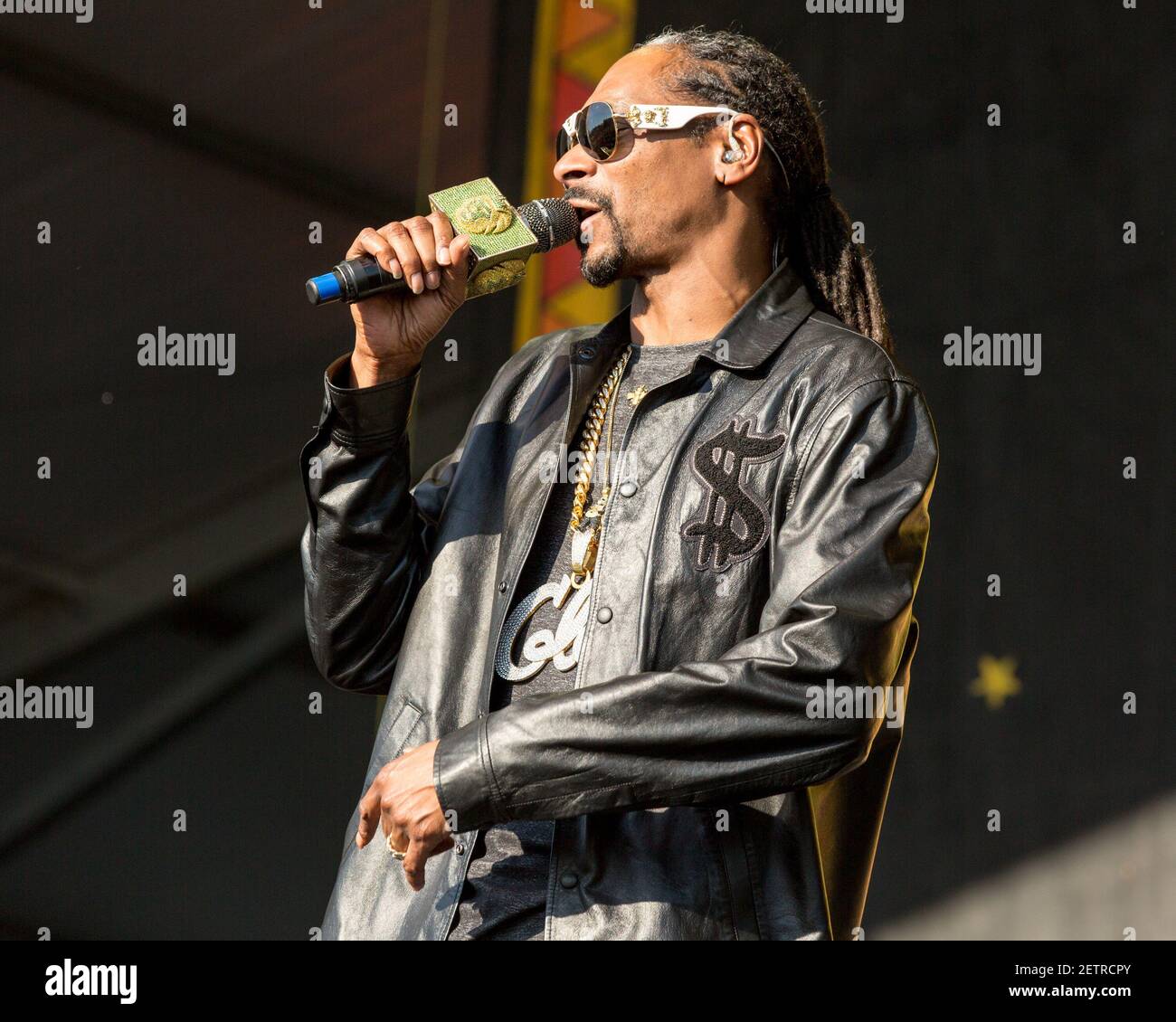 Snoop Dogg (Calvin Broadus Jr.) at New Orleans Jazz & Heritage Festival ...