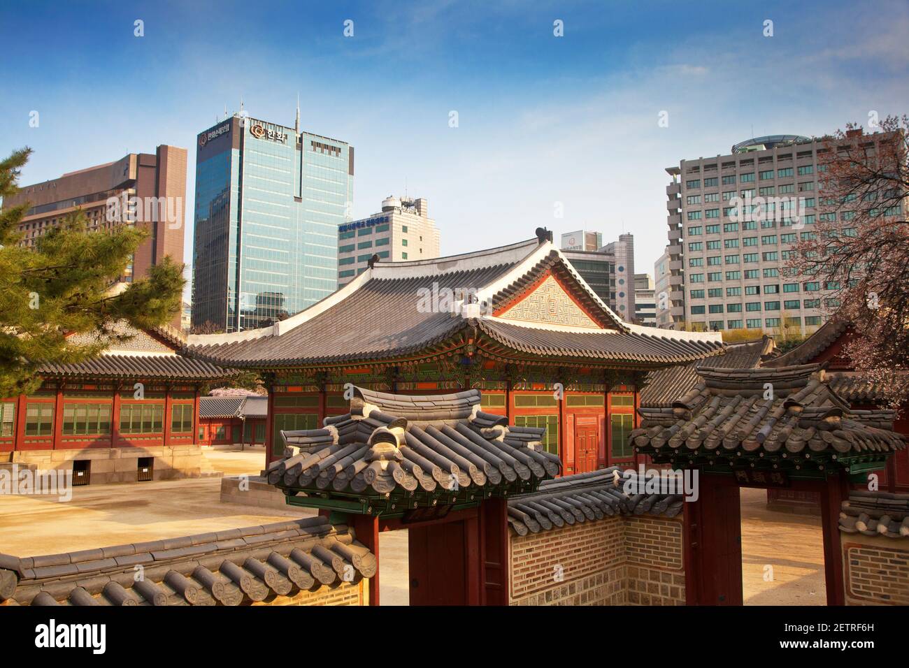 Deoksu palace hi-res stock photography and images - Alamy