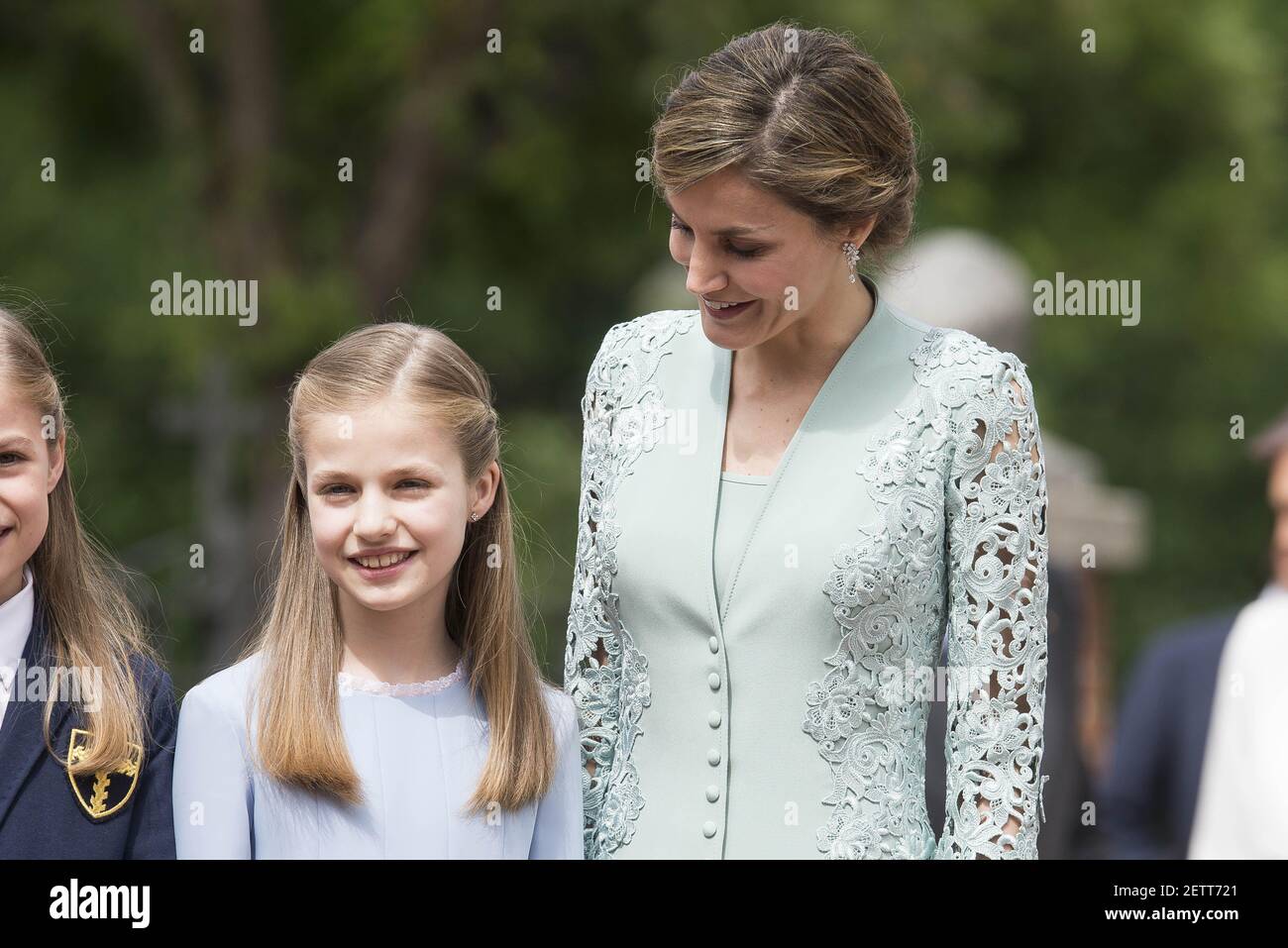 Princess Leonor and Queen Letizia pose to the media at First Communion ...