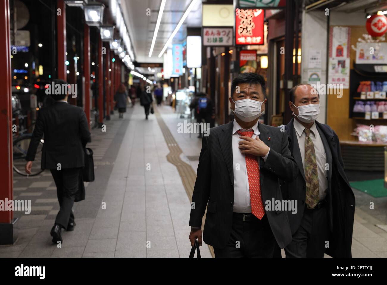 Japanese men wearing facemasks hi-res stock photography and images - Alamy