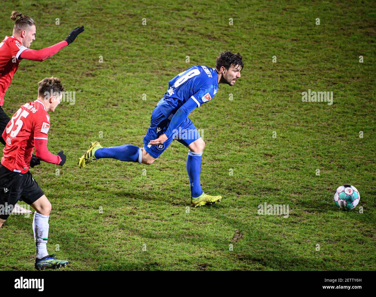Bad football pitch hi-res stock photography and images - Alamy