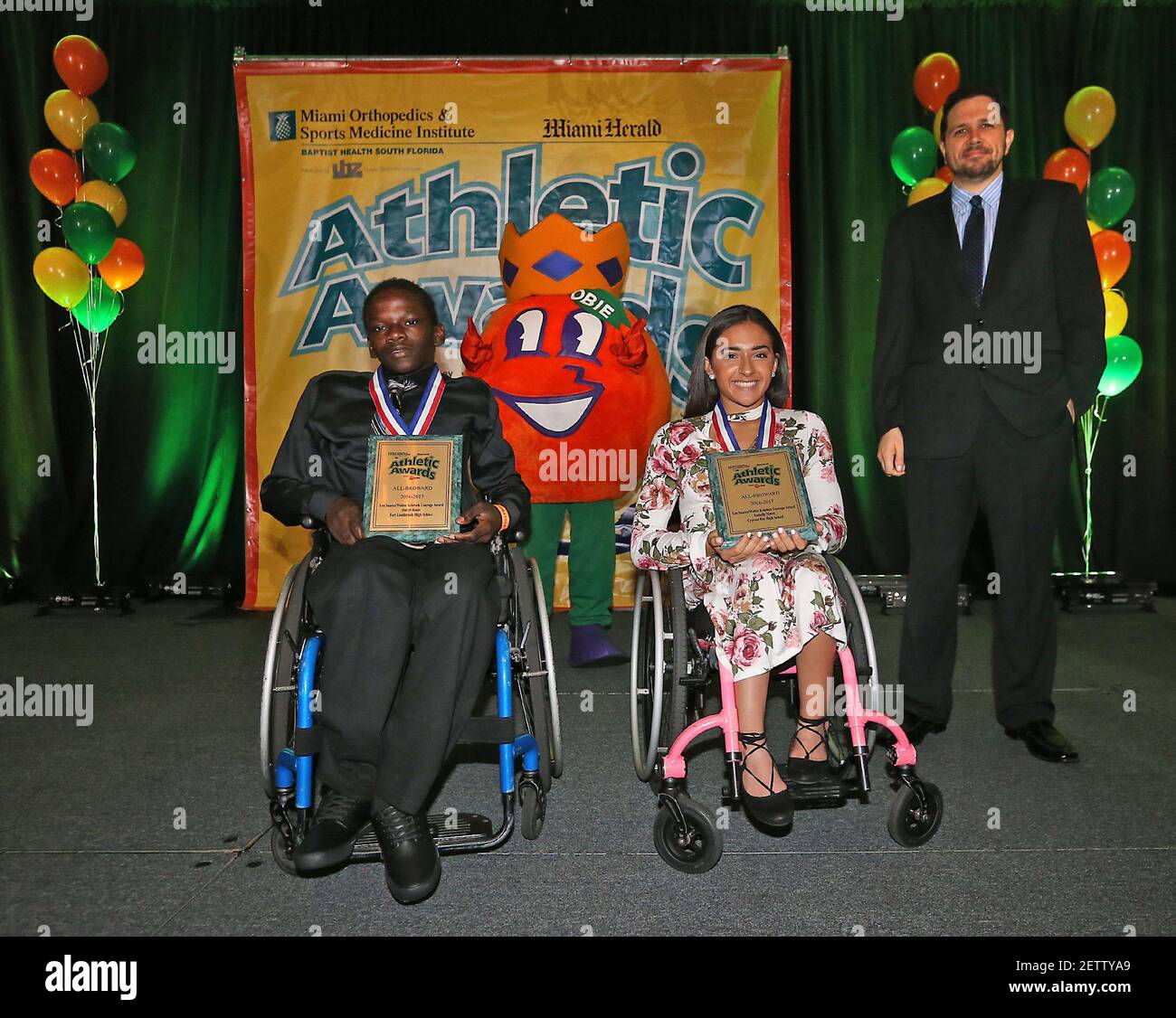 Herald sportswriter Andre Fernandez, right, presents the Leo Suarez ...