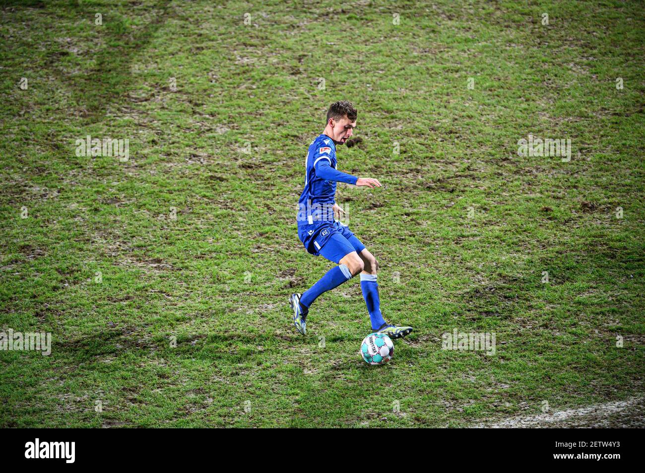 Bad football pitch hi-res stock photography and images - Alamy
