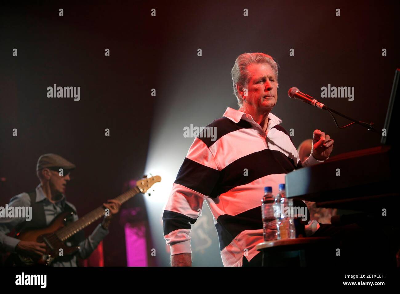 Musician singer hi-res stock photography and images - Alamy