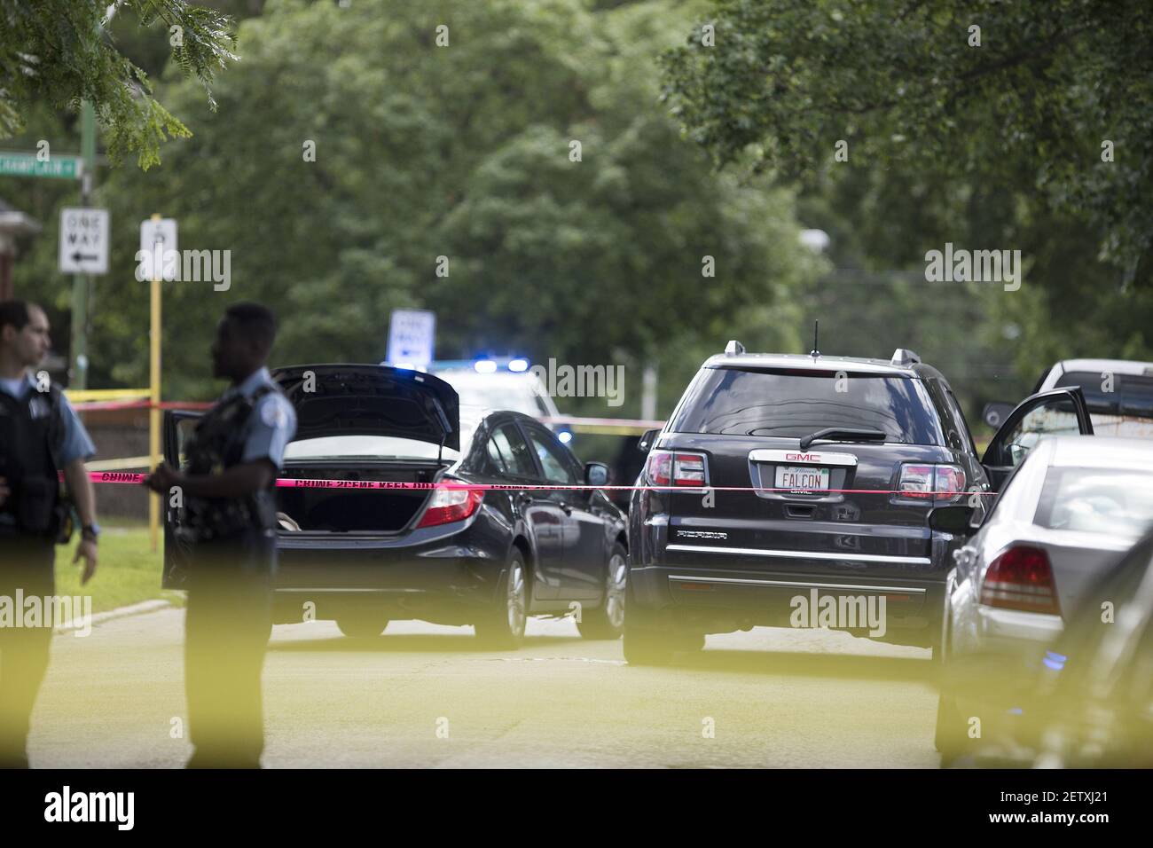 Chicago Police officers investigate the scene of a shooting on the 600 ...