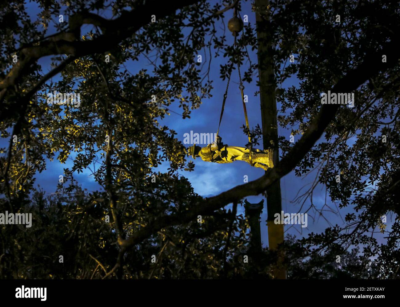 Workers disassemble the "Johnny Reb" Confederate memorial statue at ...