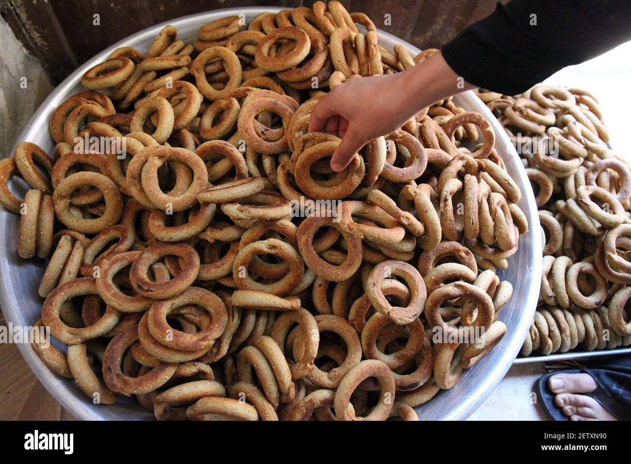 A Palestinian family make traditional date-filled cookies in ...