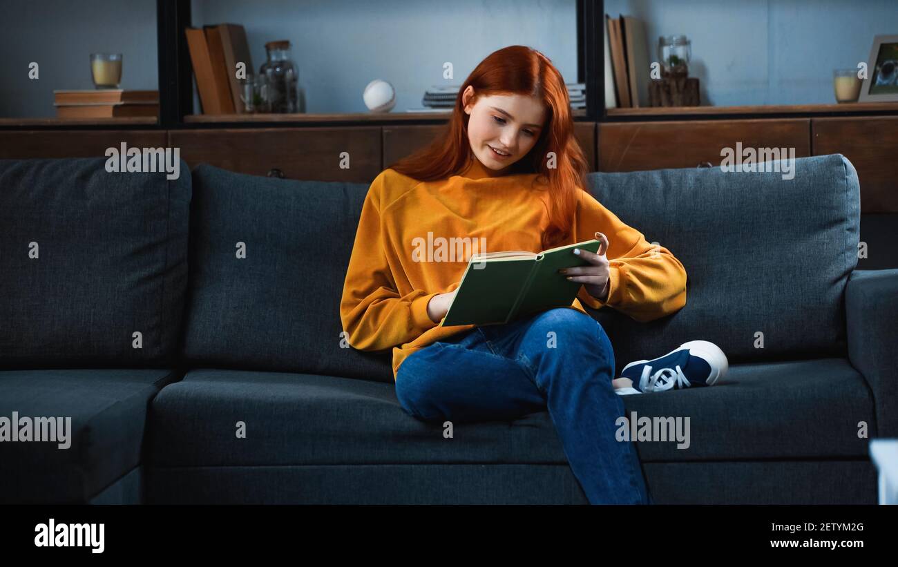 Teen girl reading book couch hi-res stock photography and images - Alamy