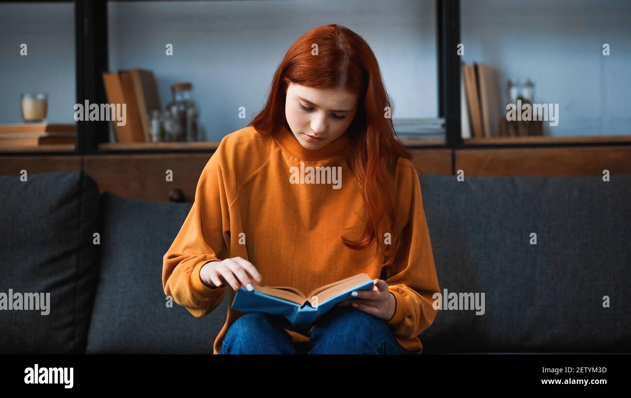 Teen girl reading book couch hi-res stock photography and images - Alamy