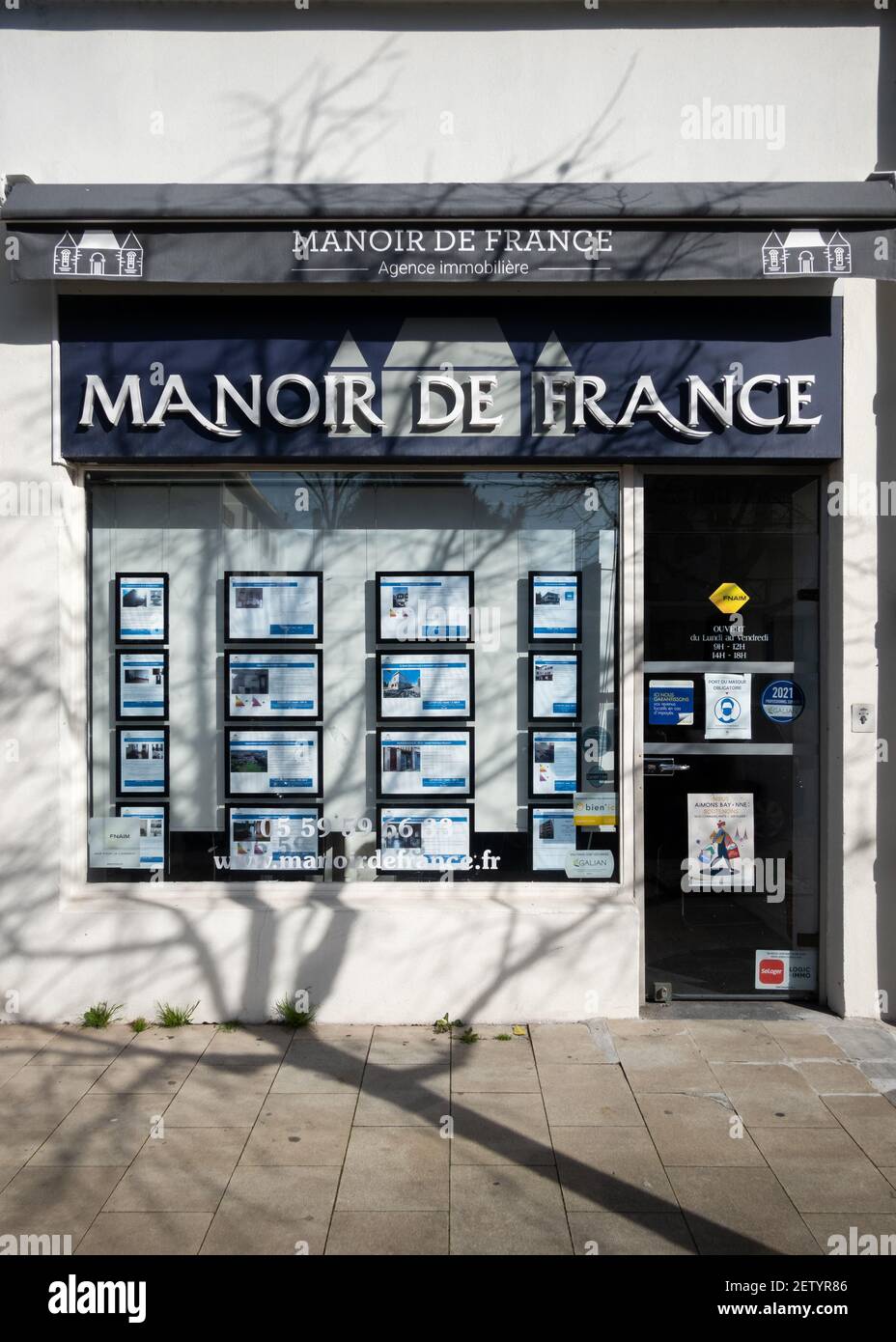 Manor estate agent hi-res stock photography and images - Alamy