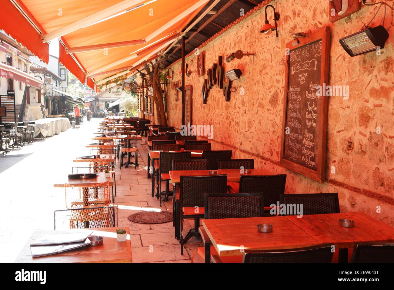 Empty outdoor restaurant seating Stock Photo - Alamy