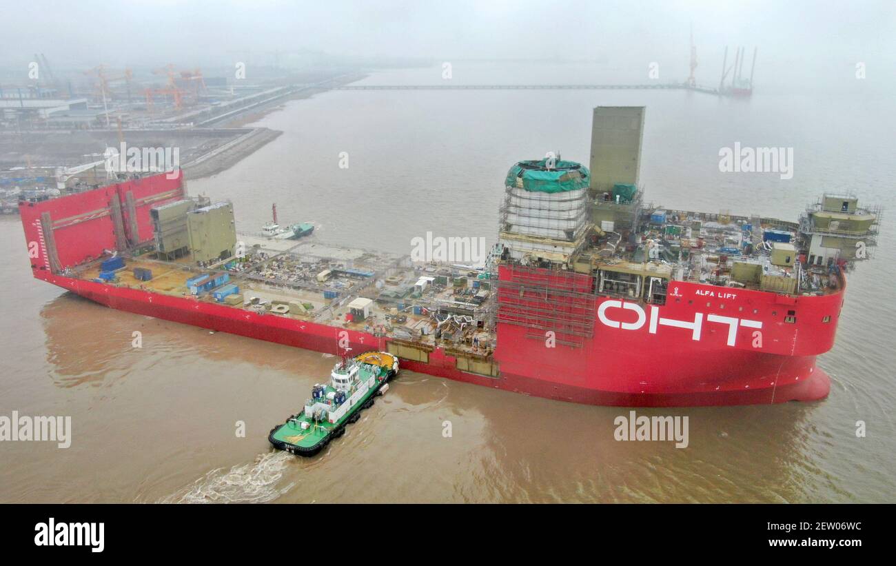 Heavy lift carrier hi-res stock photography and images - Alamy
