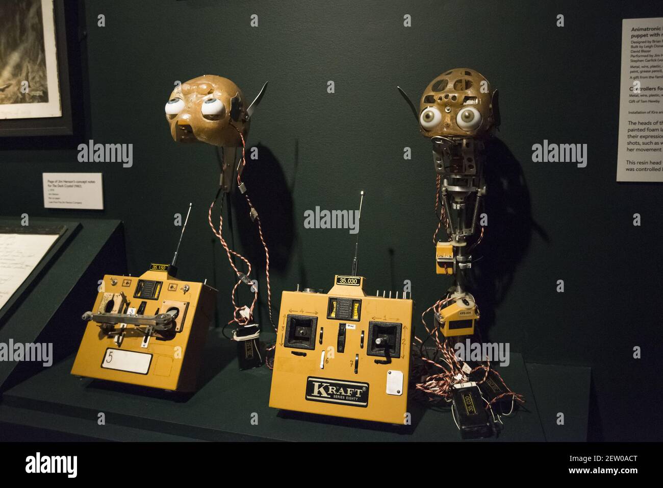 Animatronic heads from the film "The Dark Crystal" and their crontrol ...