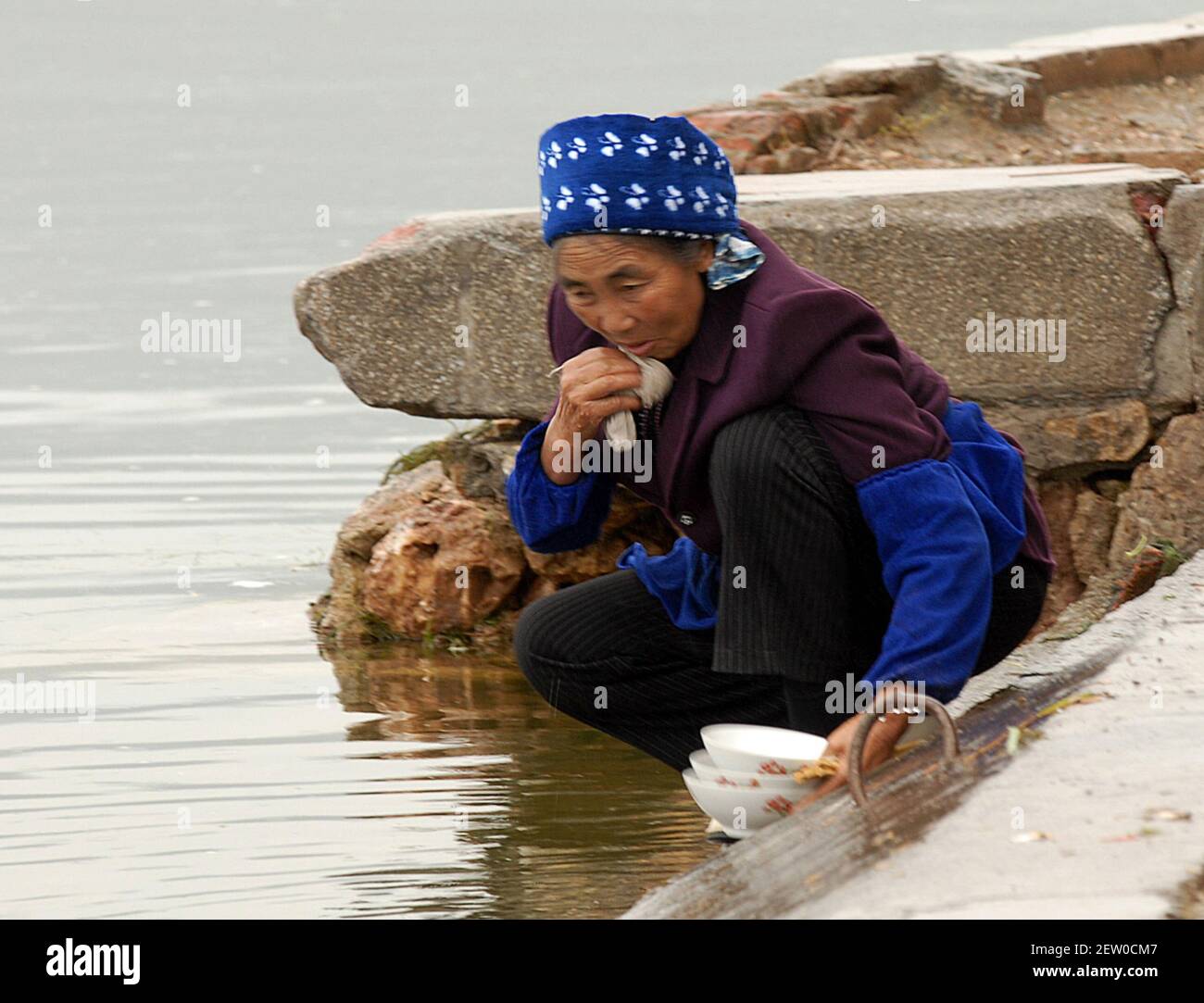 WASHING UP ON AN ISLAND AT LAKE ERHAI NEAR DALI, YUNNAN PROVINCE, CHINA ...
