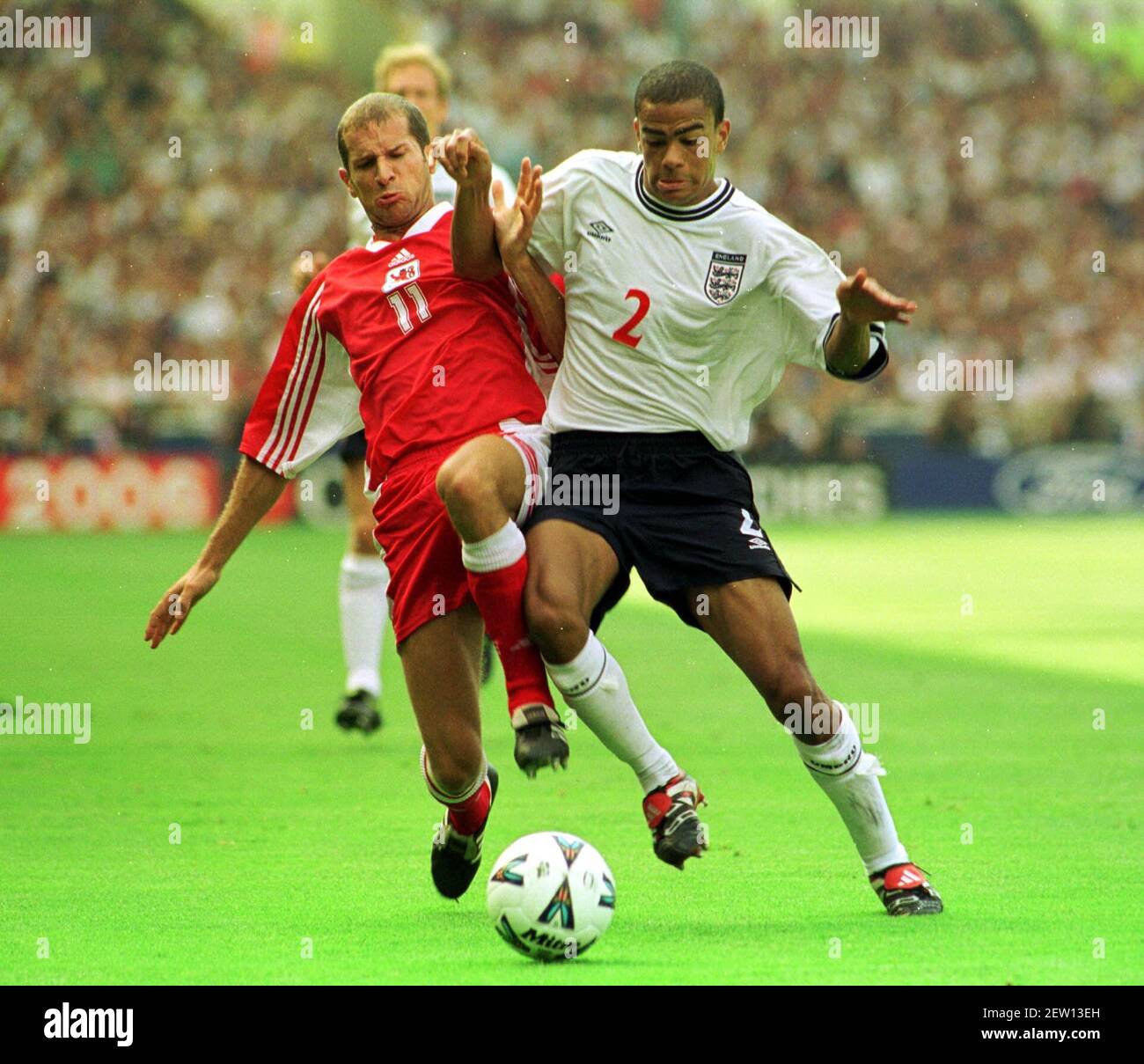 Kieron Dyer tackling the ball against Posing at Wembley Stock Photo - Alamy