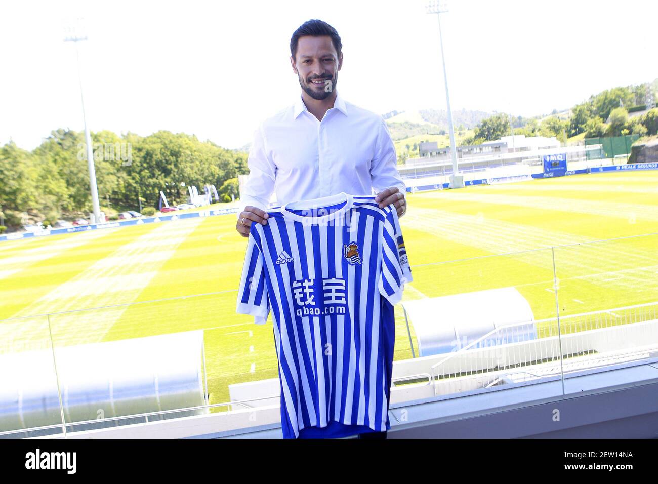 Real Sociedad's new player Alberto De la Bella during his official ...
