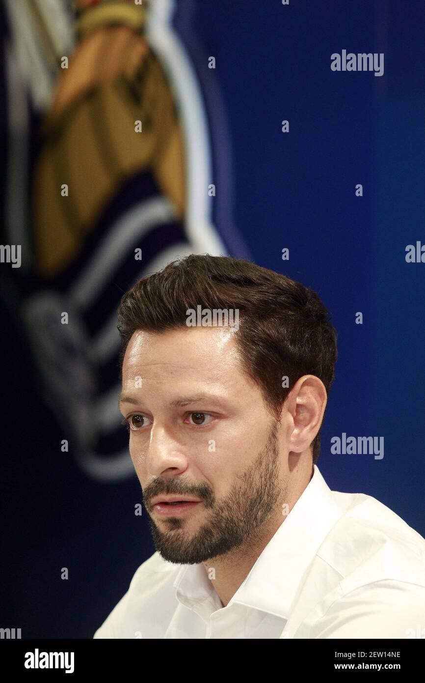 Real Sociedad's new player Alberto De la Bella during his official ...