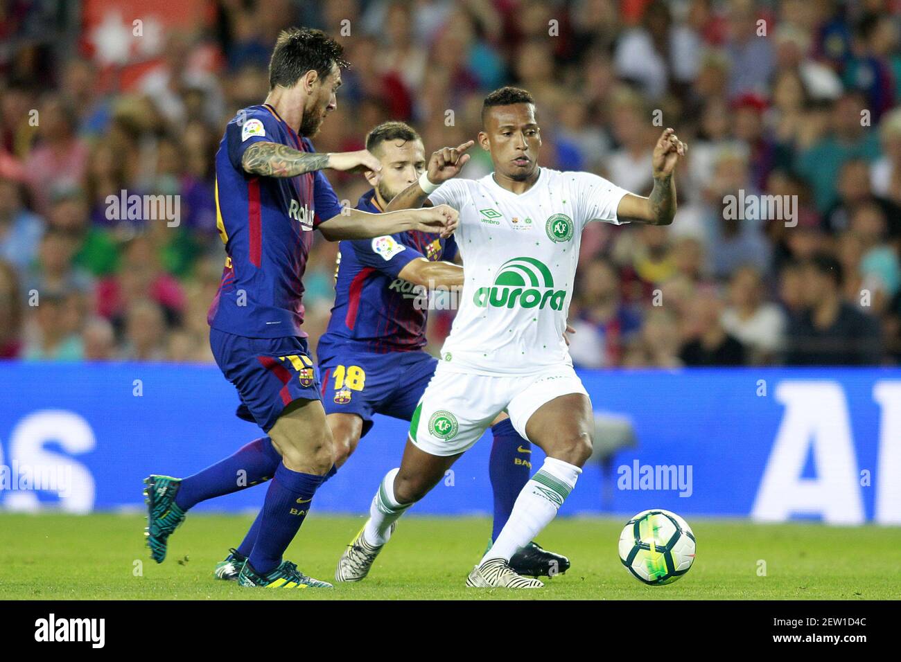 FC Barcelona's Leo Messi (l) and Jordi Alba (c) and Chapecoense's ...