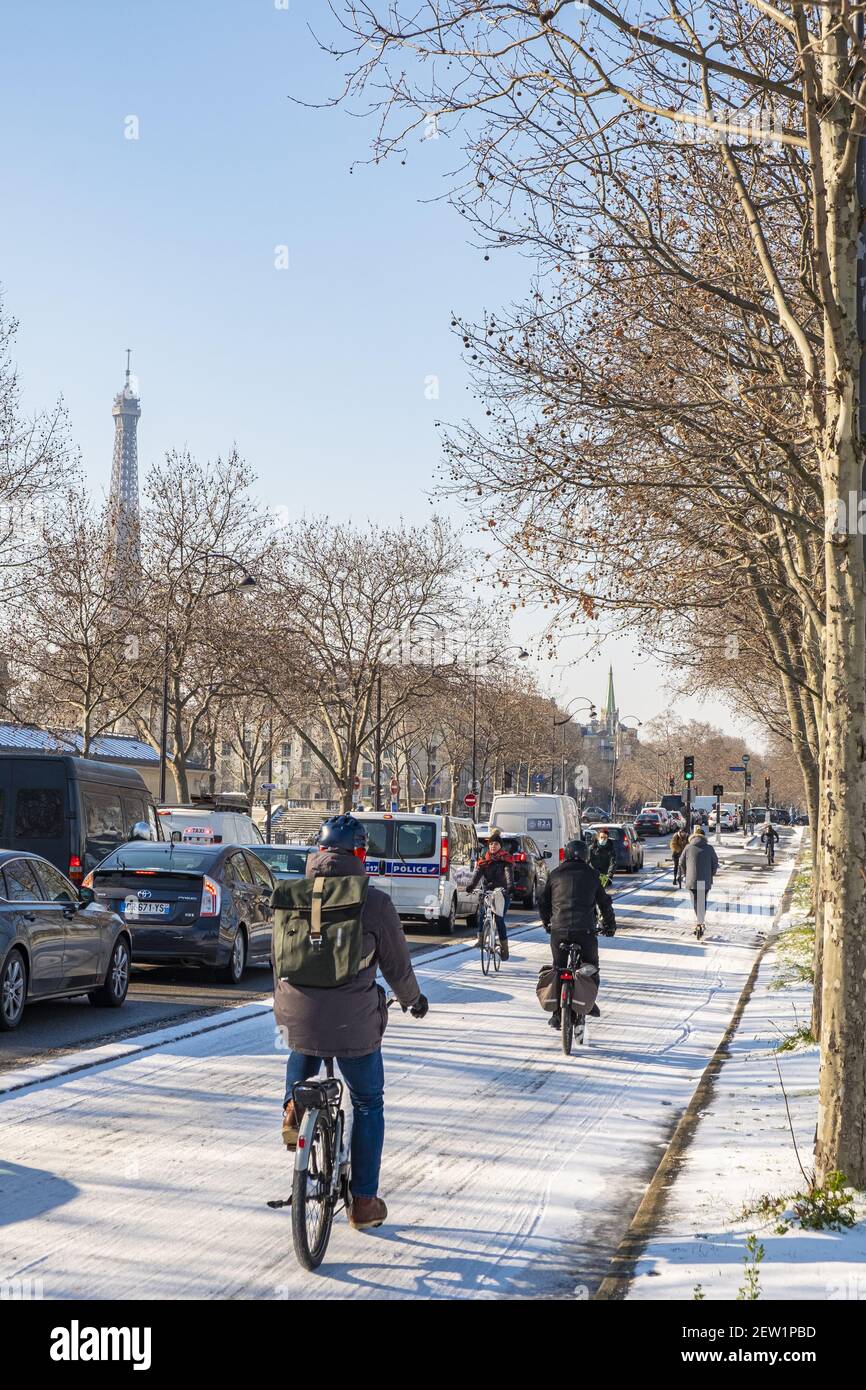 France, Paris, cycle path quai Anatole France under the snow, cyclist ...