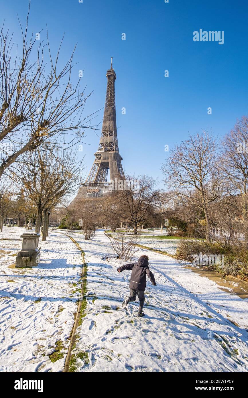 Eiffel Tower Under Snow High Resolution Stock Photography and Images ...