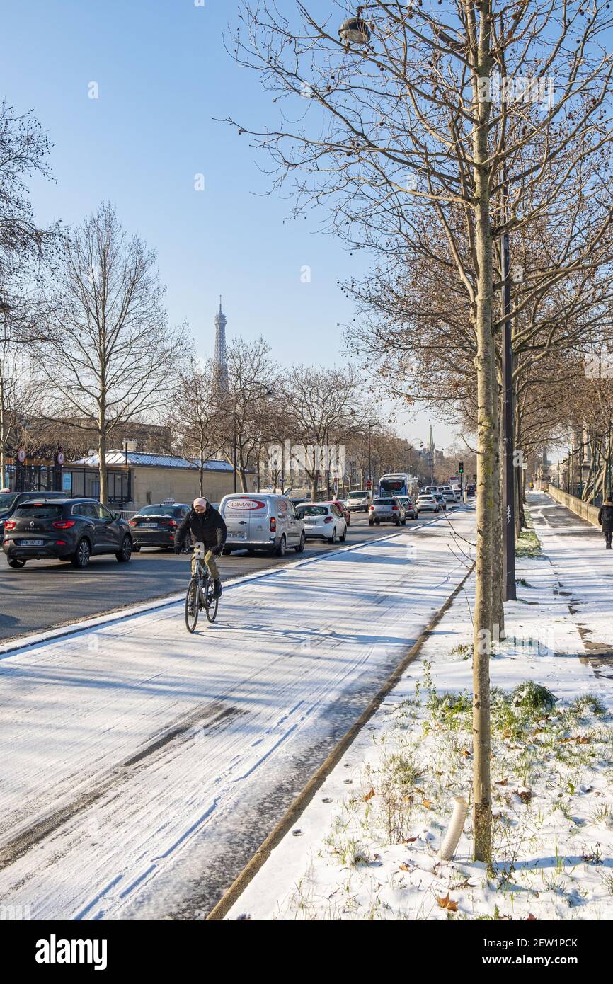 Paris bicycle eiffel hi-res stock photography and images - Alamy