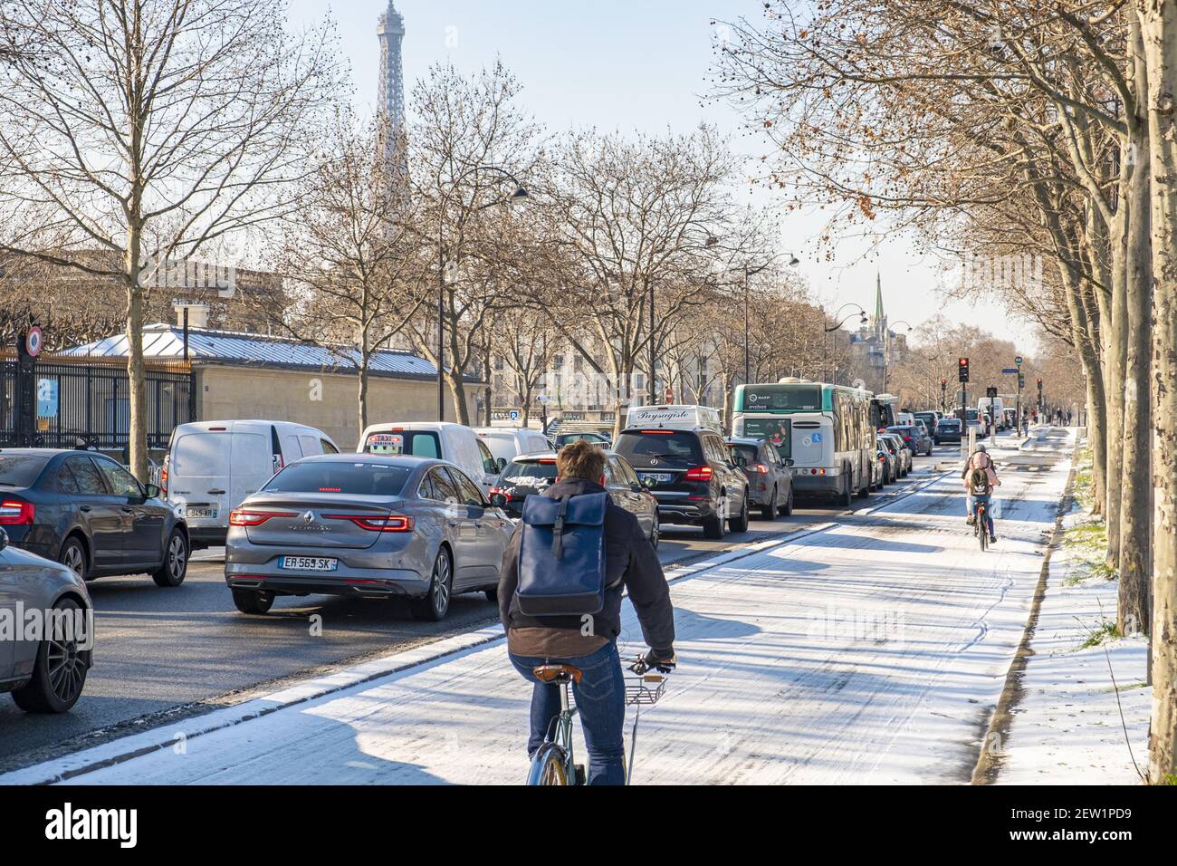 Paris bicycle eiffel hi-res stock photography and images - Alamy