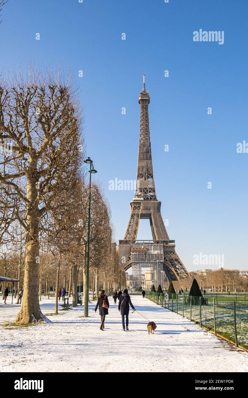 Eiffel Tower Under Snow High Resolution Stock Photography and Images ...