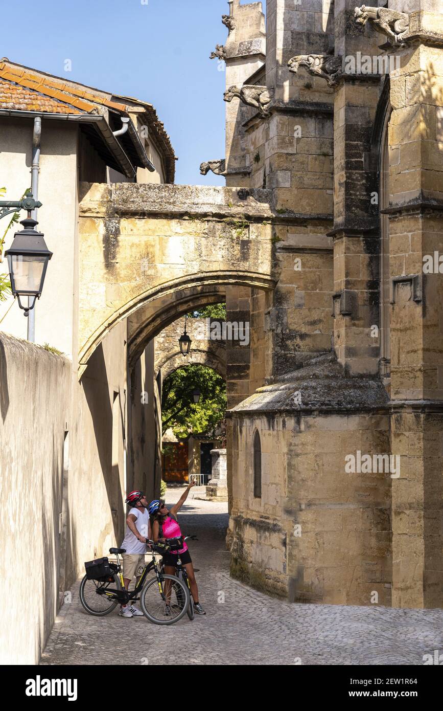 France, Vaucluse, Caderousse, ViaRhôna, cyclists in front of the Saint ...