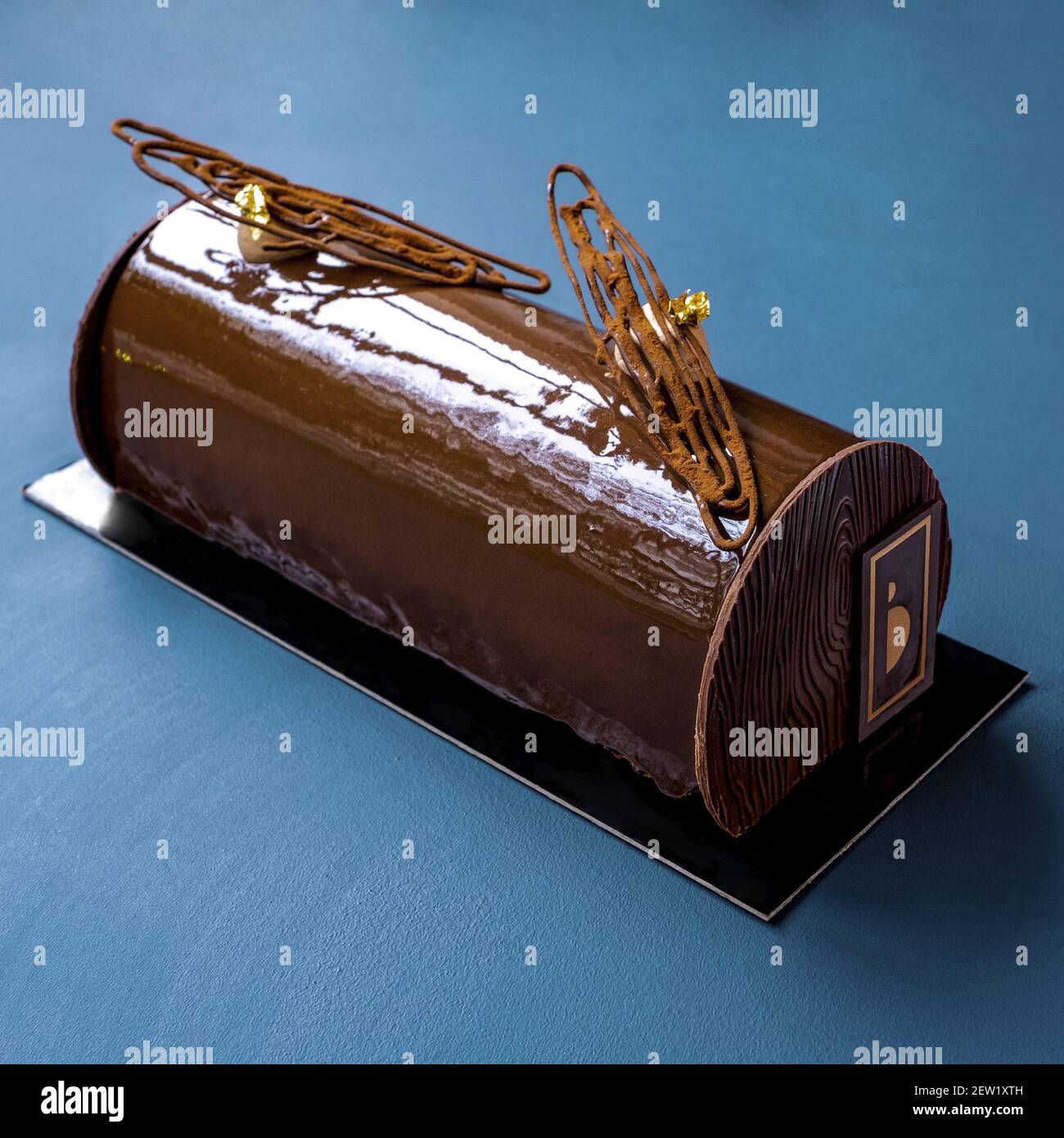 Christmas log, chocolate Stock Photo - Alamy