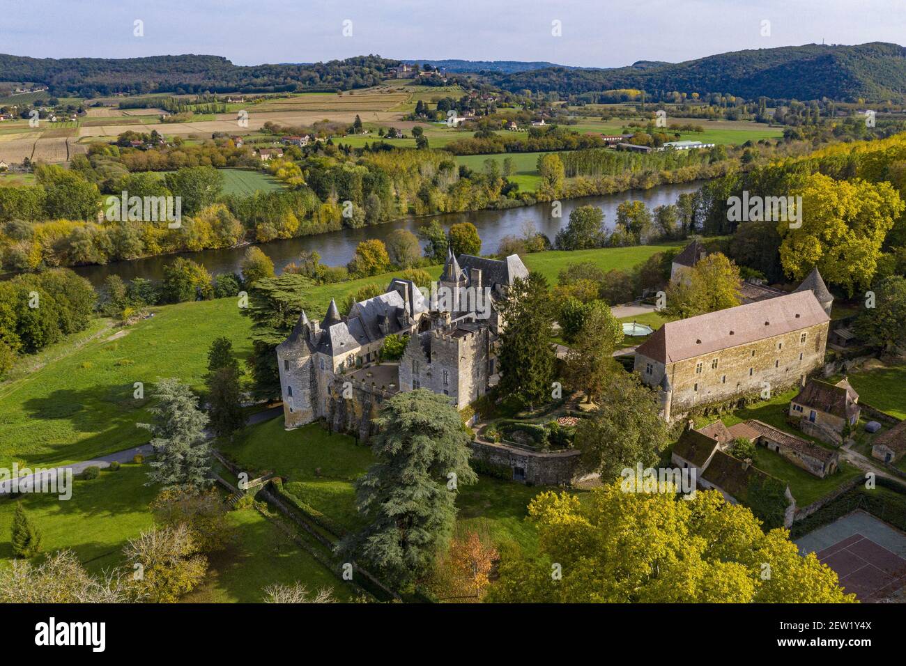 France, Dordogne, village of Castelnaud la Chapelle, Fayrac castle ...