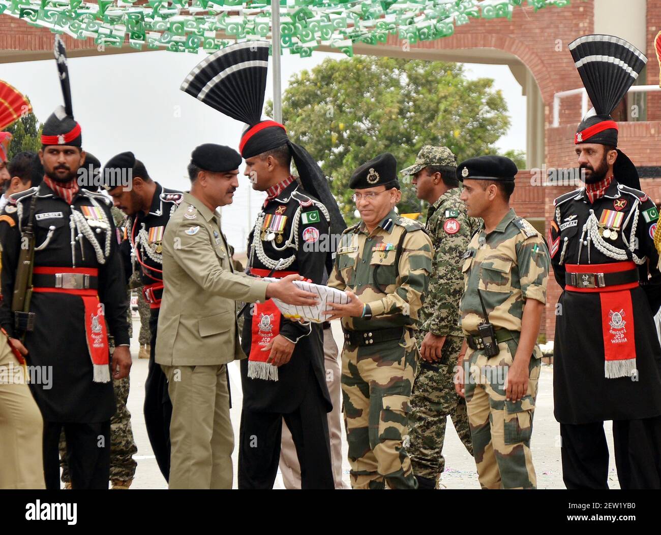 AMRITSAR, INDIA - AUGUST 14: Pakistani Wing Commander Bilal (2L ...