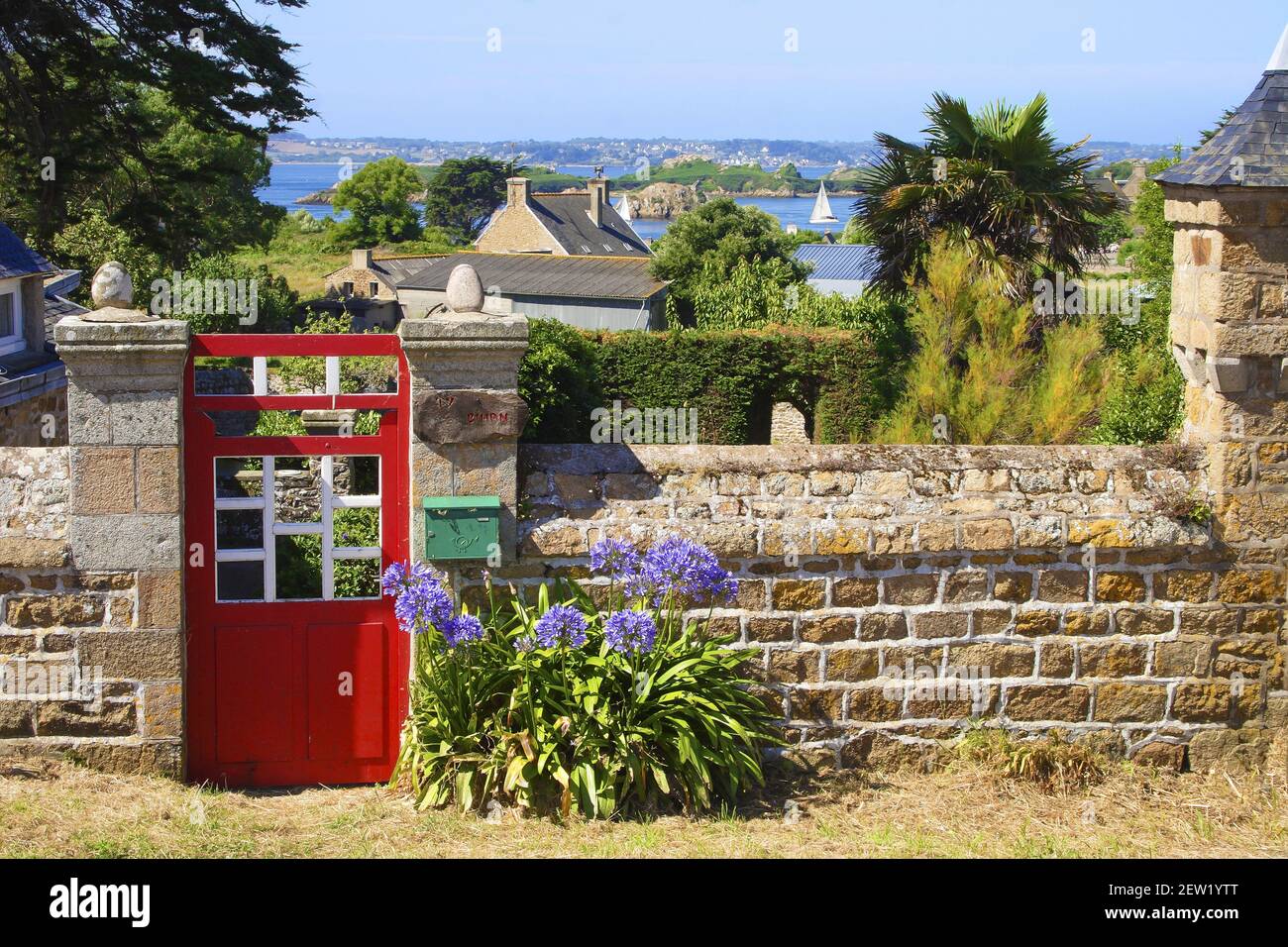 Sentier fleuri hi-res stock photography and images - Alamy