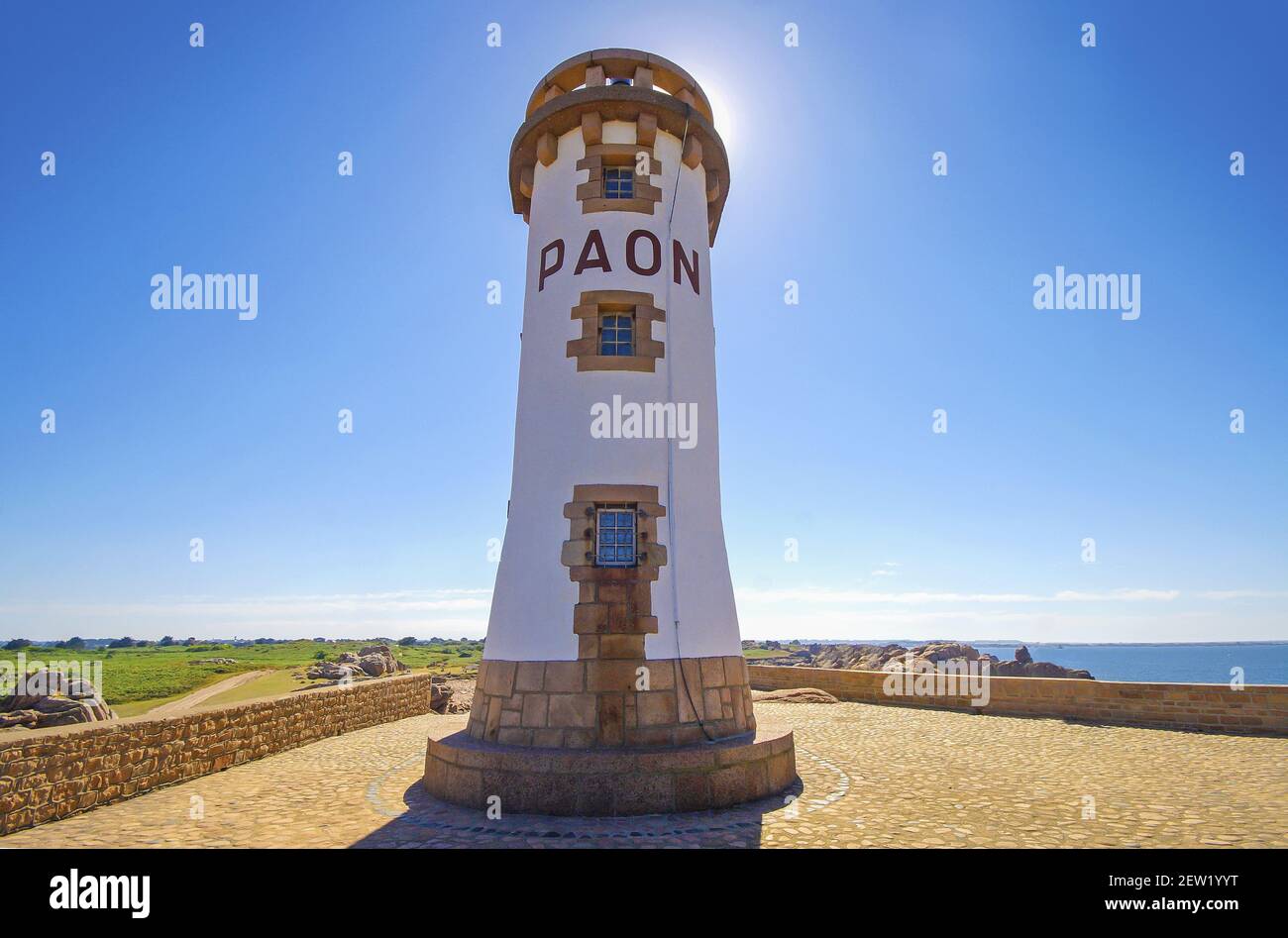 France, Côtes-d'Armor (22), île de Bréhat, le phare du Paon situé à l ...