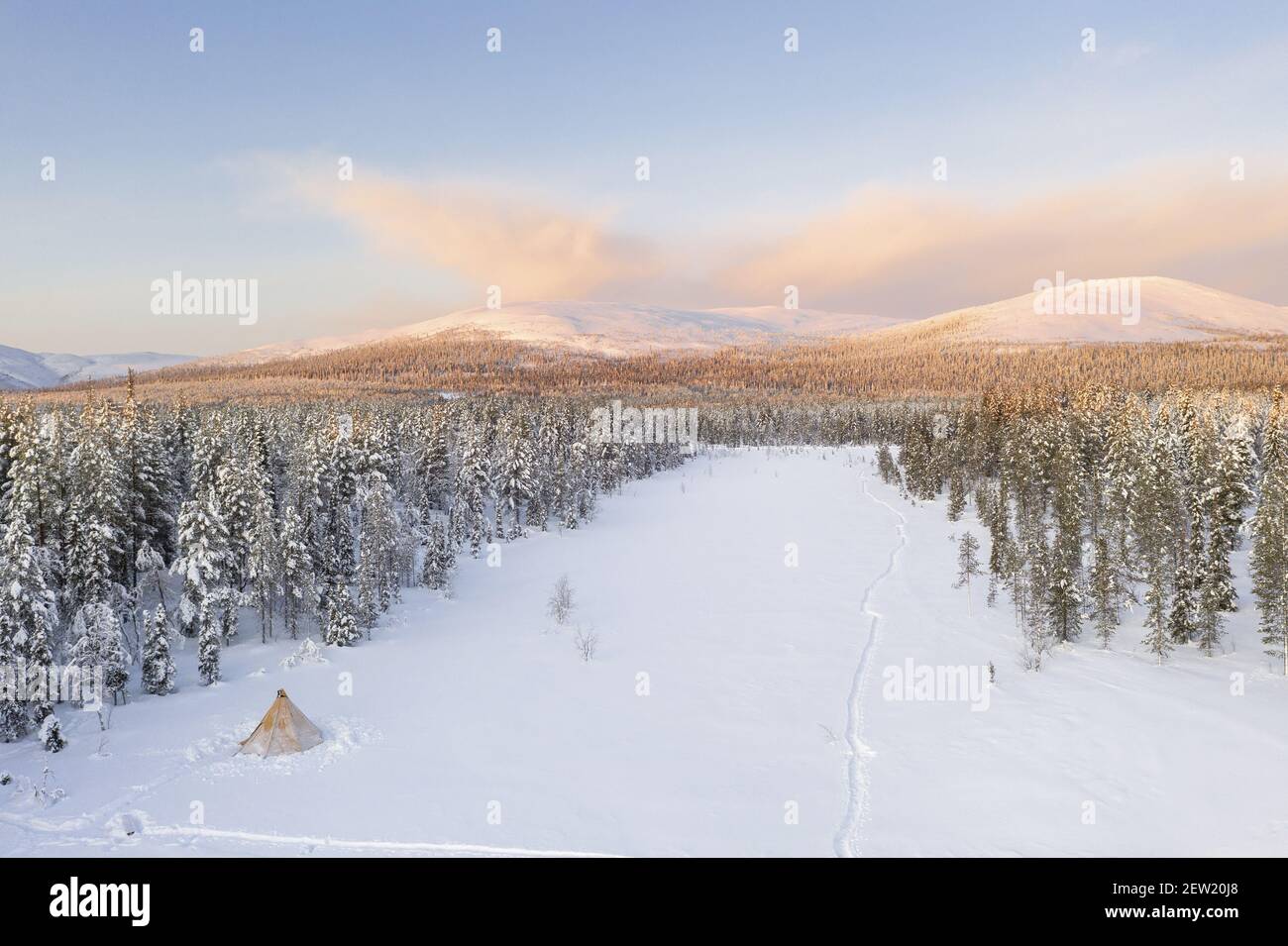 Finlande, Lapland, Kittila, landscape with tipi and the Pallas ...