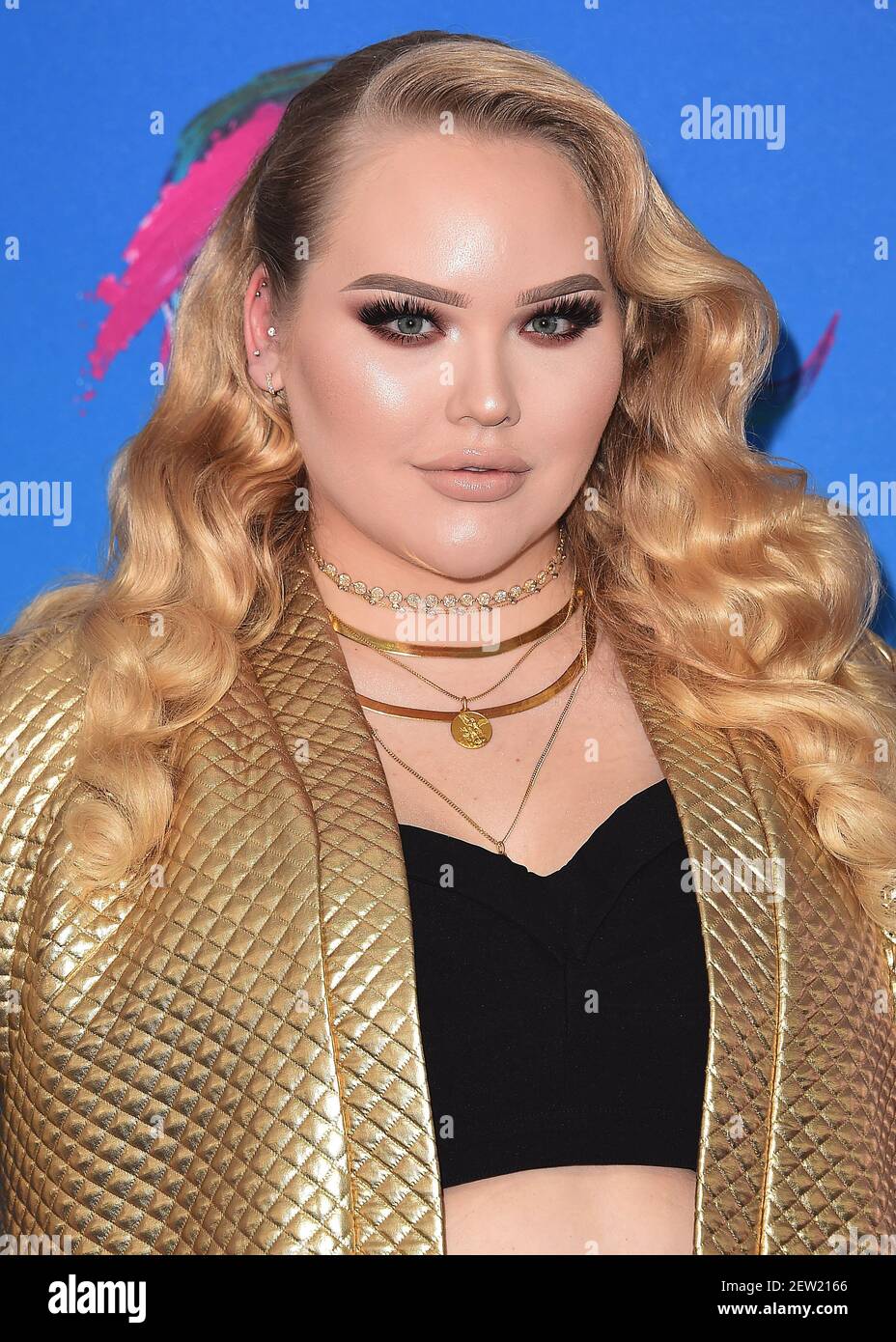 LOS ANGELES - AUGUST 13: NikkieTutorials at FOX's Teen Choice 2017 at ...