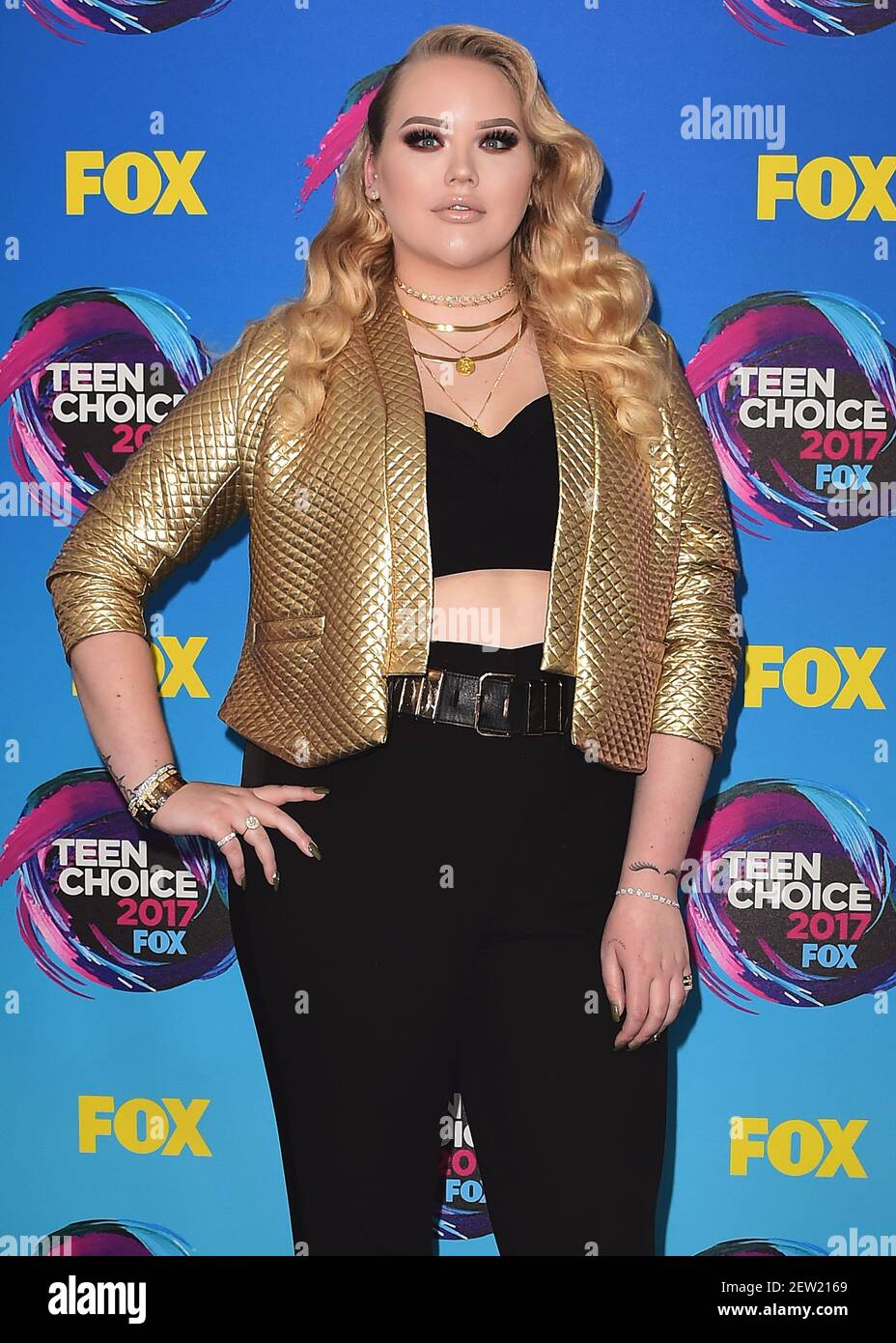 LOS ANGELES - AUGUST 13: NikkieTutorials at FOX's Teen Choice 2017 at ...
