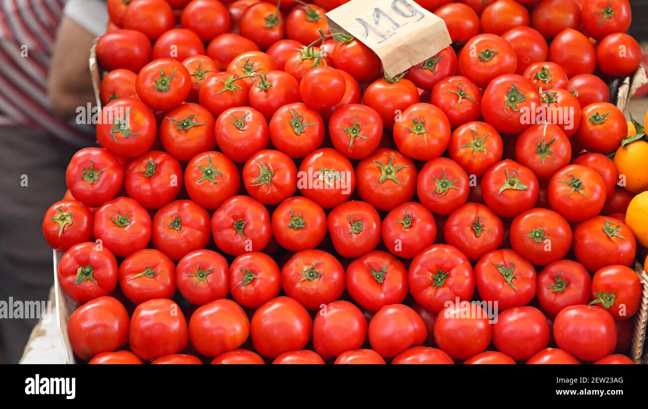 Stacked Red Tomato at Farmers Market Stall Stock Photo - Alamy