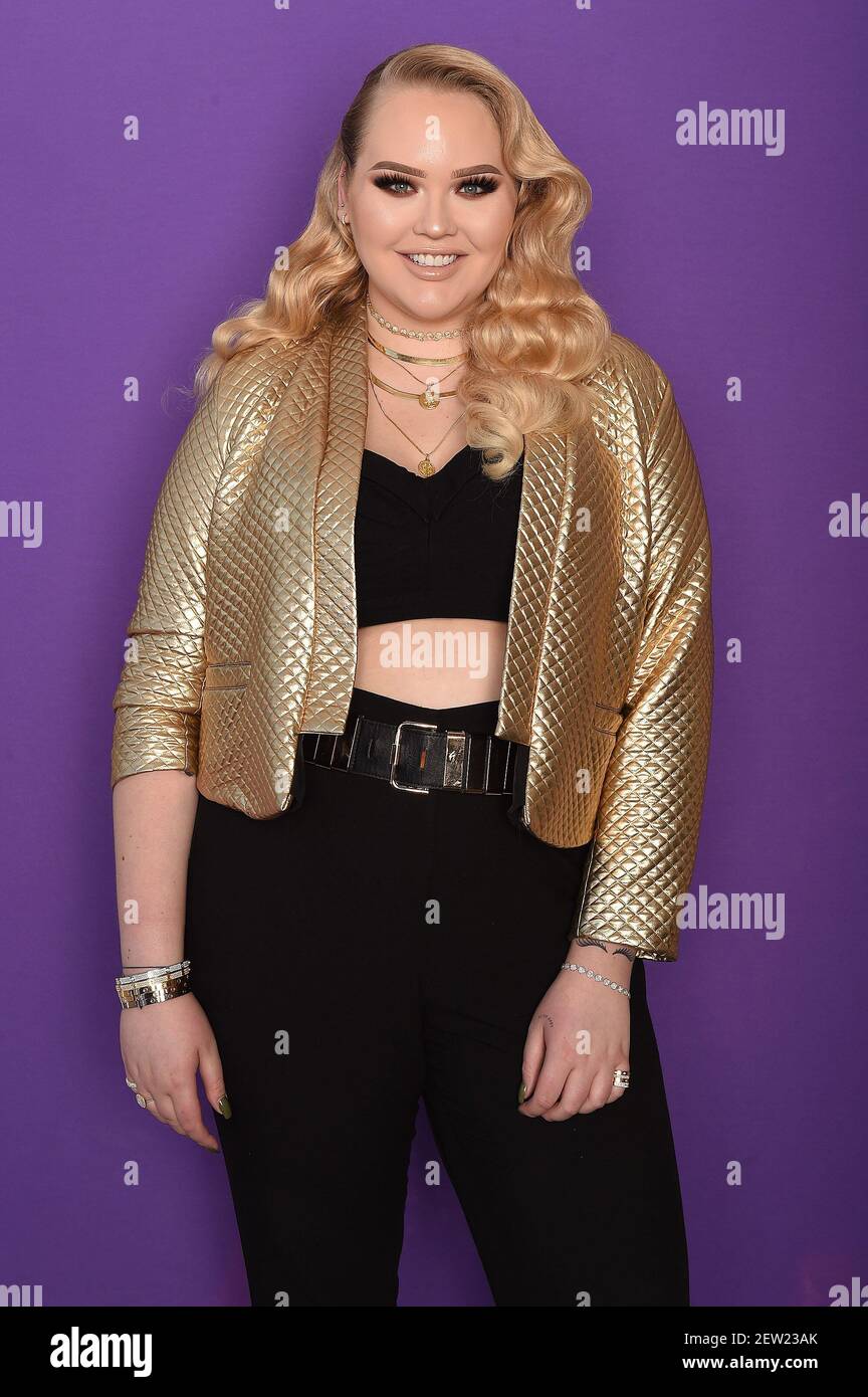 LOS ANGELES - AUGUST 13: NikkieTutorials at FOX's 'Teen Choice 2017' at ...