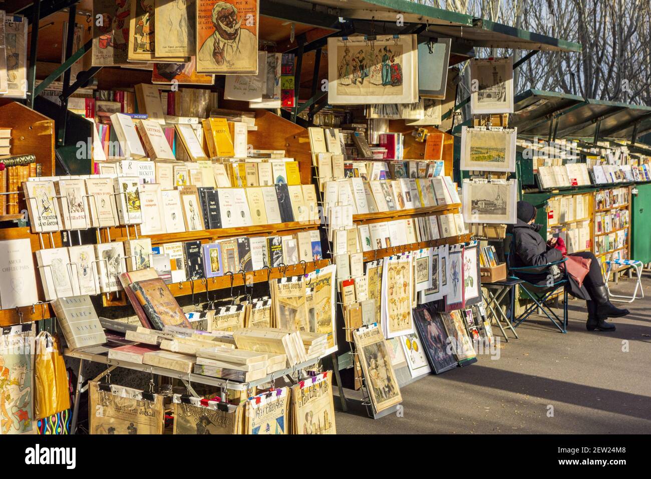 Book stand outdoors paris hi-res stock photography and images - Alamy