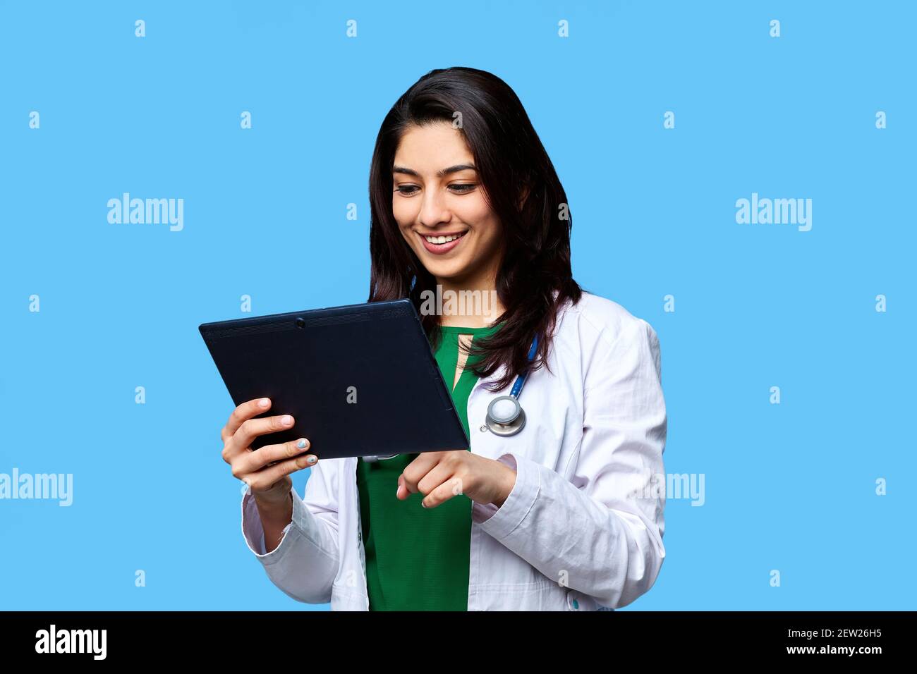 Medical students training online hi-res stock photography and images ...