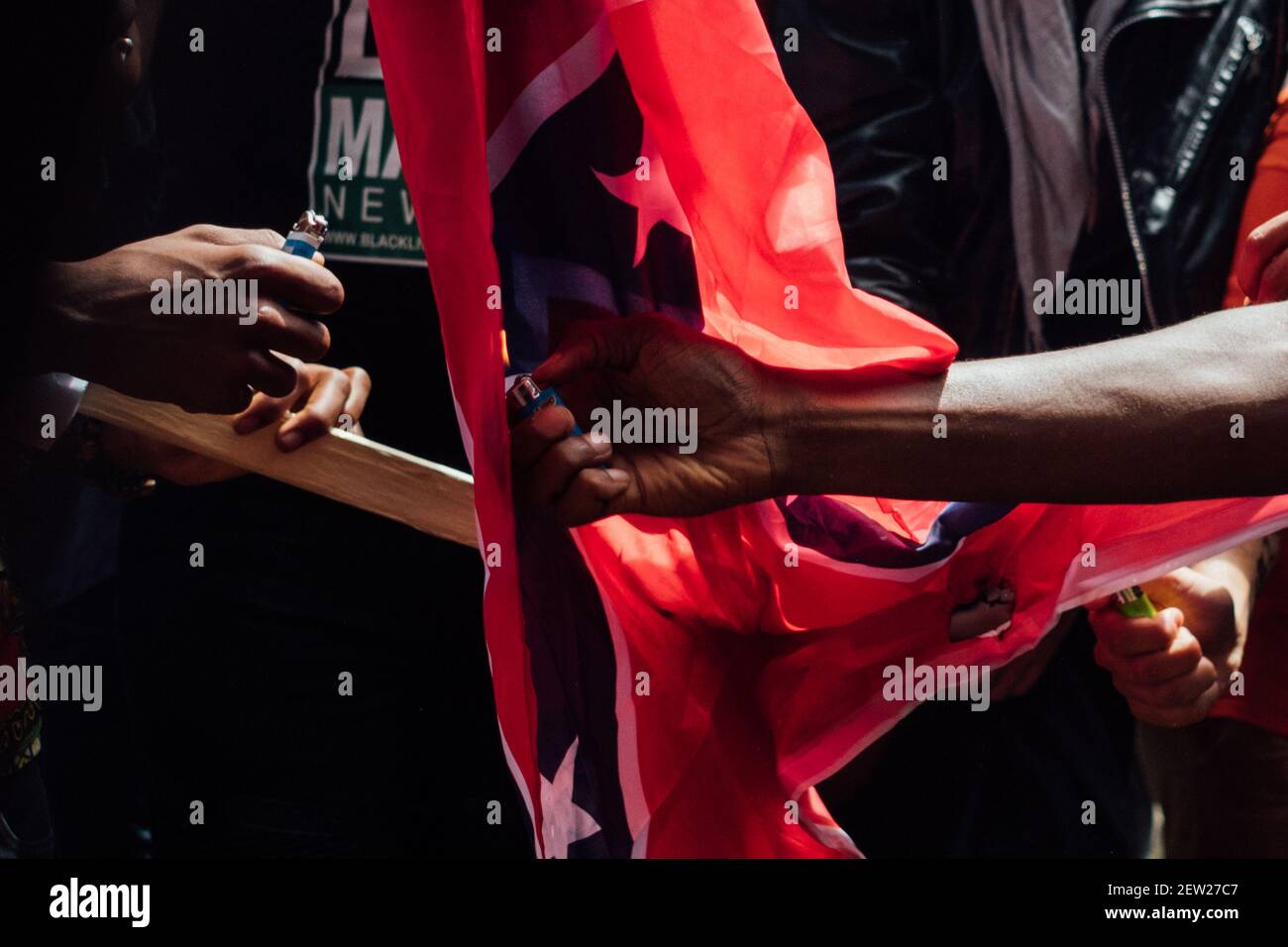 Counter protestors burn a confederate flag at the "Unite The Right ...