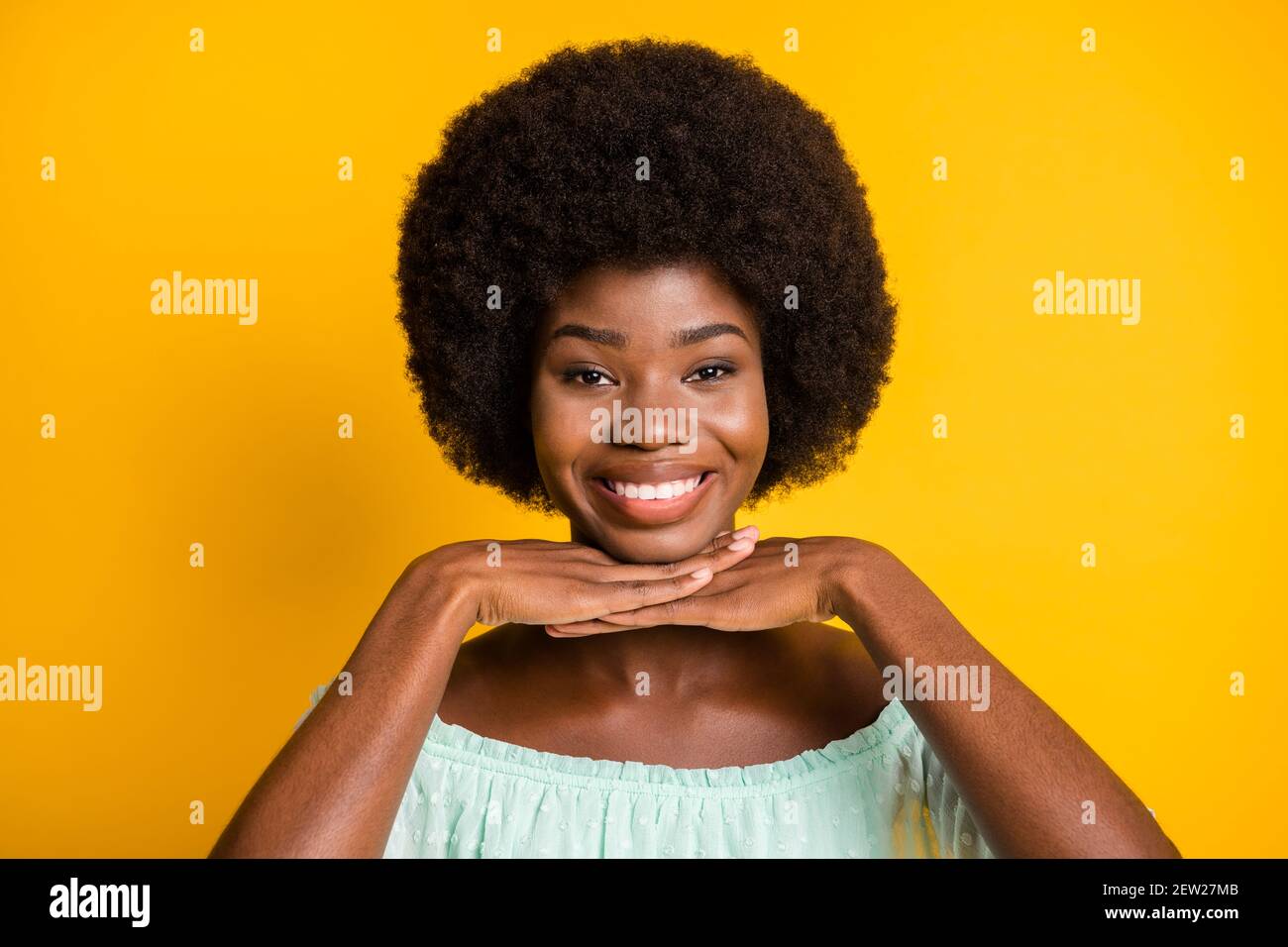 Photo portrait of cute girl with hands under chin isolated on vivid ...