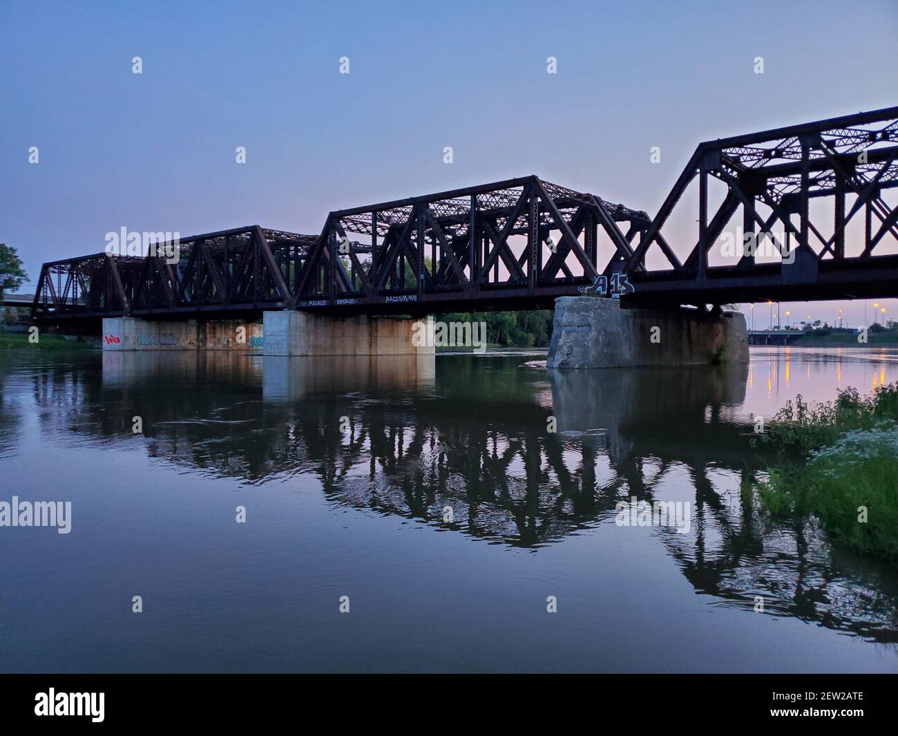 Metal train bridge over Scioto rive Stock Photo - Alamy