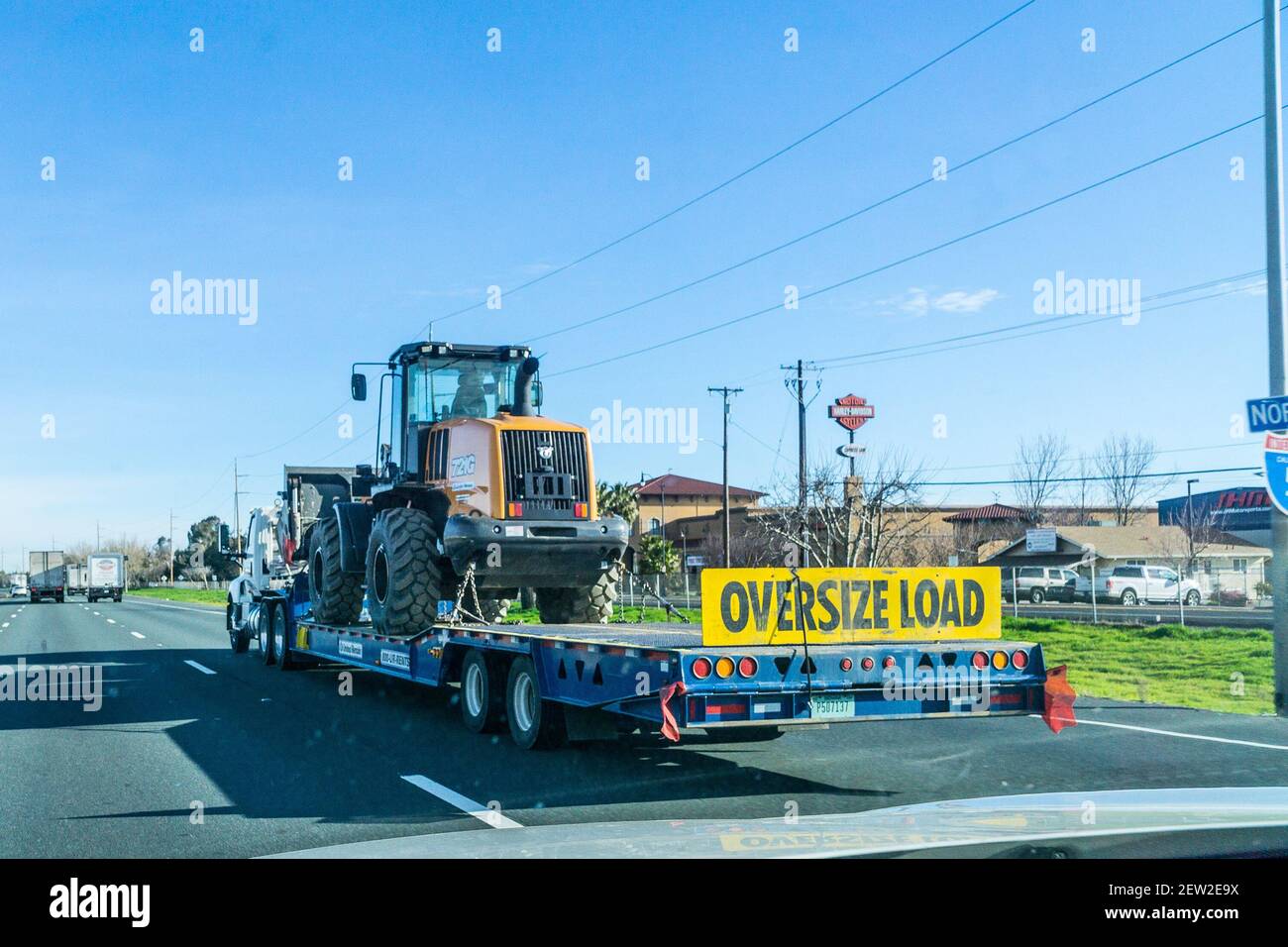 Truck tractor pulling oversize load hi-res stock photography and images ...
