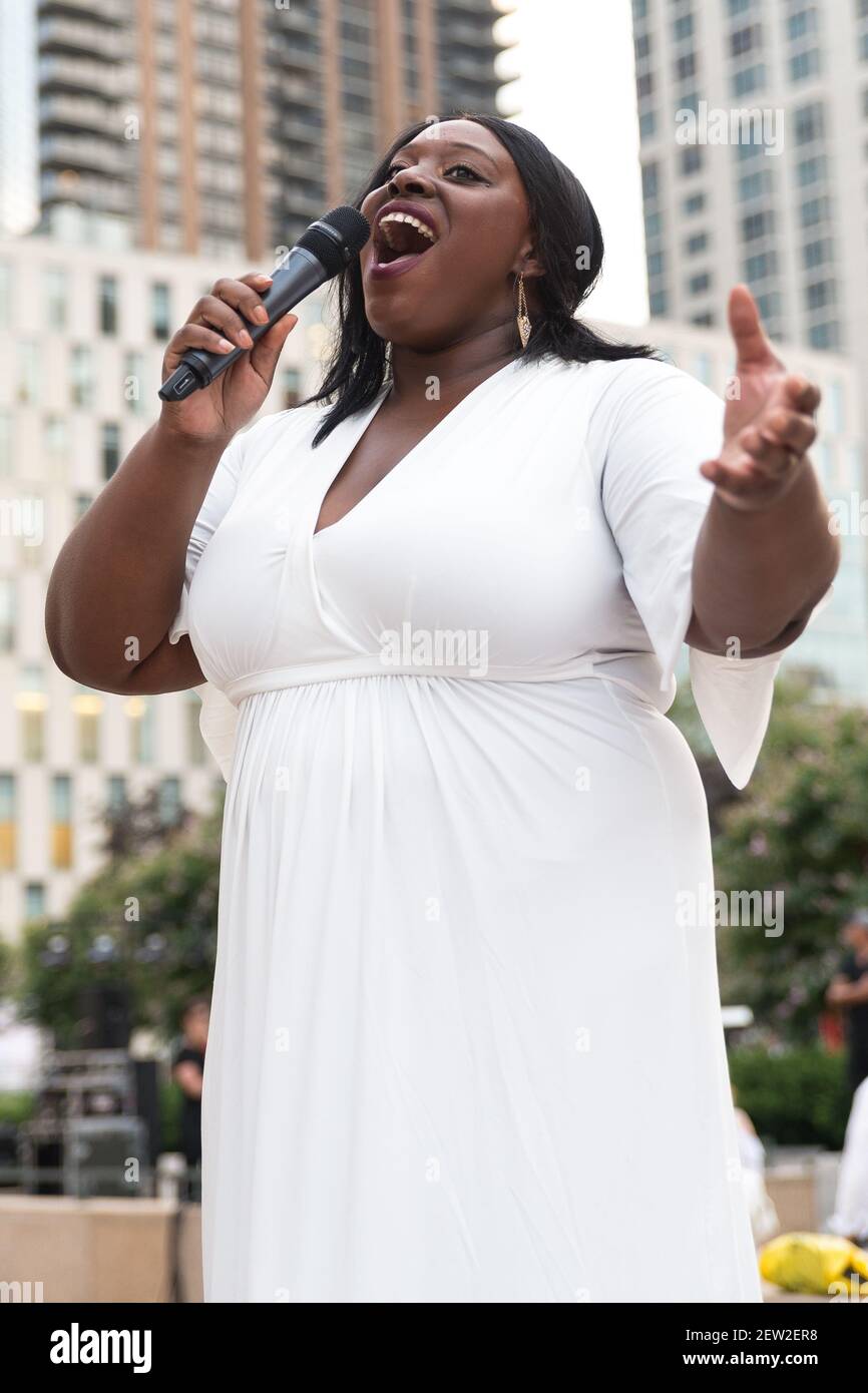 An singer performs at the 2017 "Diner en blanc" on the plaza at Lincoln ...