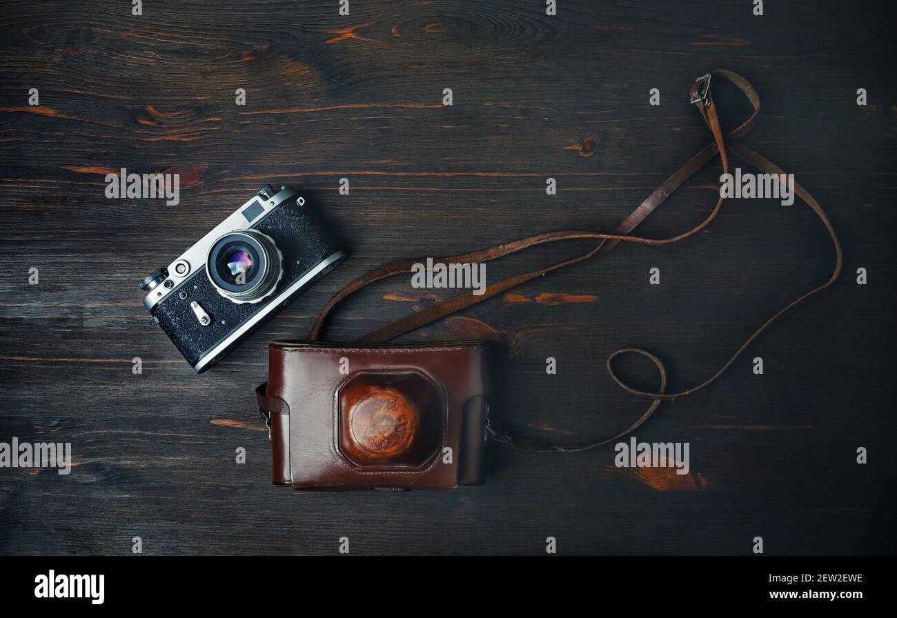 Old retro camera on vintage wooden background. Flat lay Stock Photo - Alamy